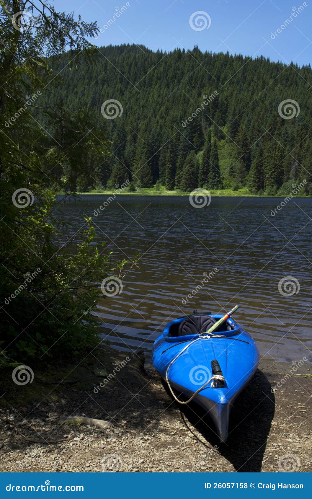 Kayak sur Lakeshore photo stock. Image du bateau, été - 26057158