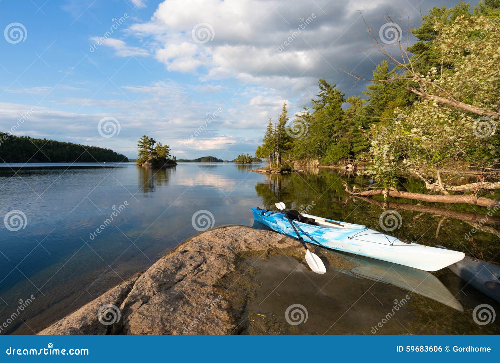 Kayak sur le lac du nord photo stock. Image du économie - 59683606