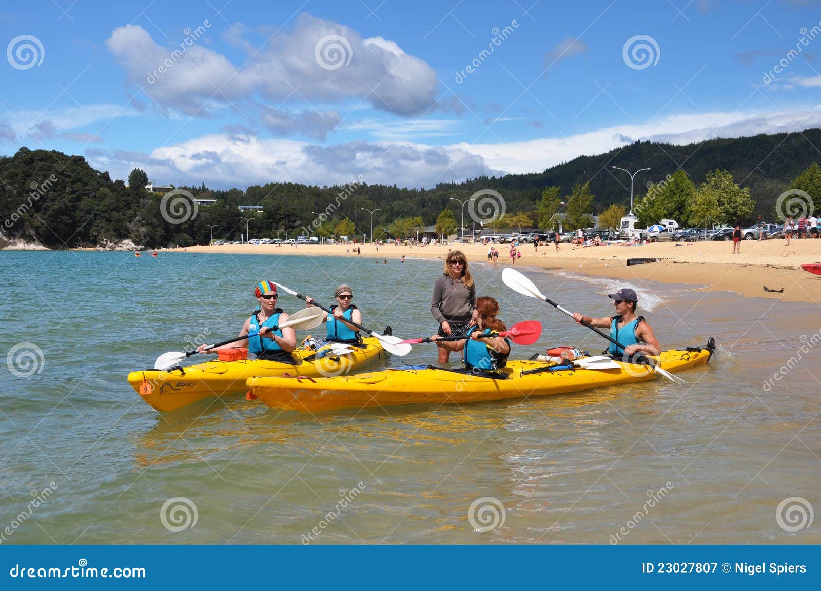 Kayakers Taking Off at Kaiteriteri Beach Editorial Photography - Image ...