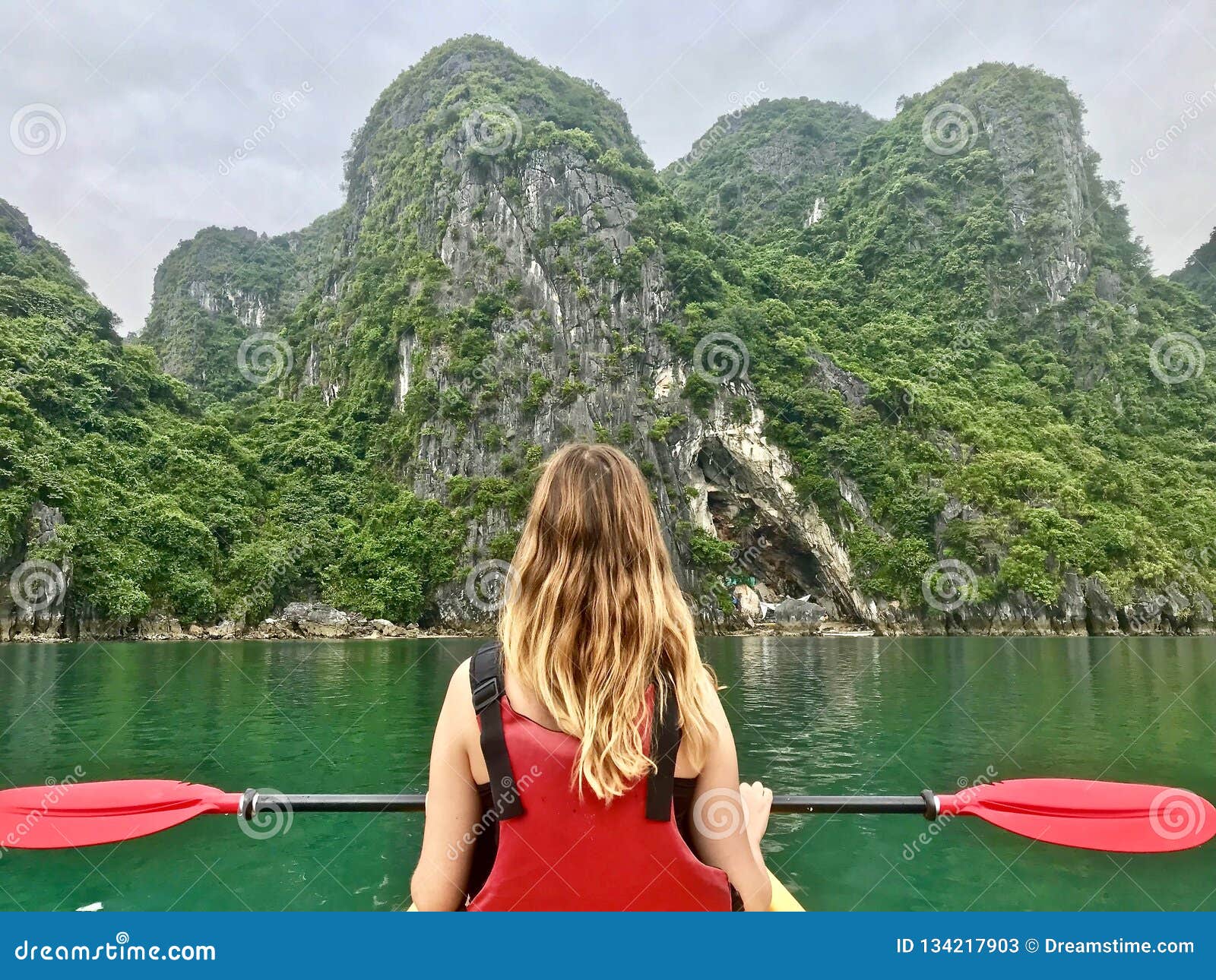 KAYAKING HA LONG BAY editorial stock photo. Image of kayak - 134217903