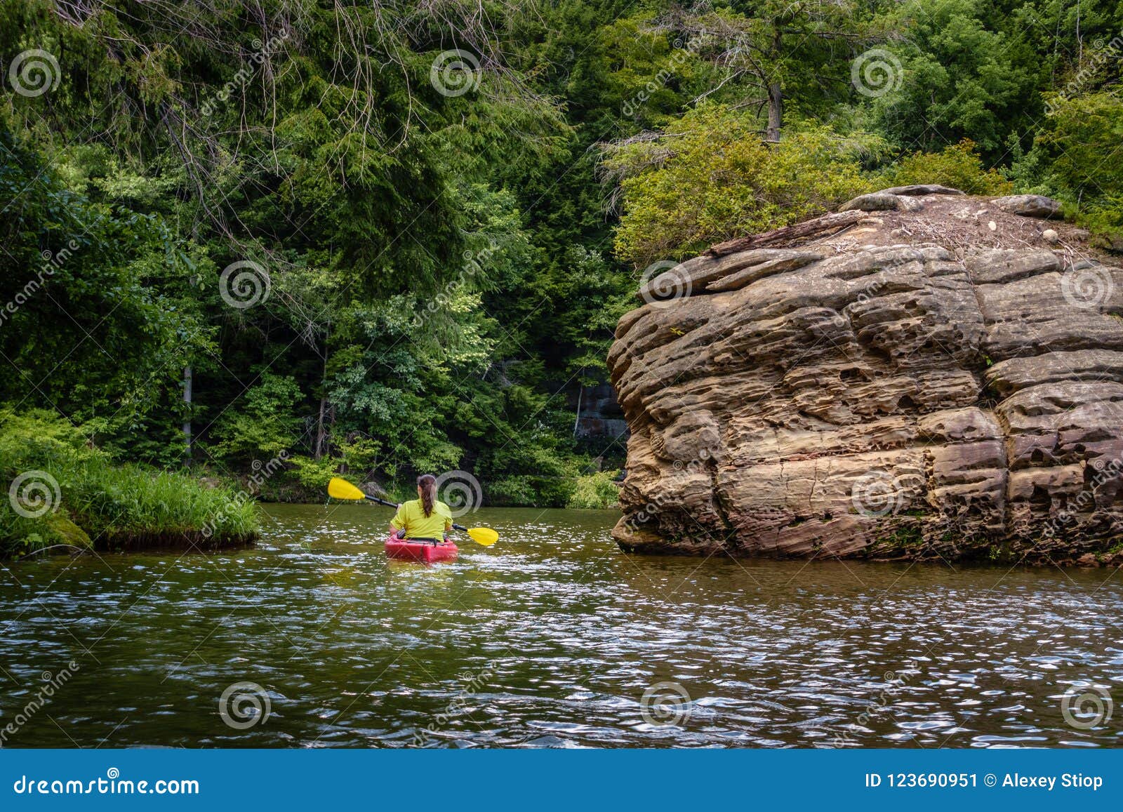 Kayaking sur Grayson Lake image stock. Image du beau - 123690951