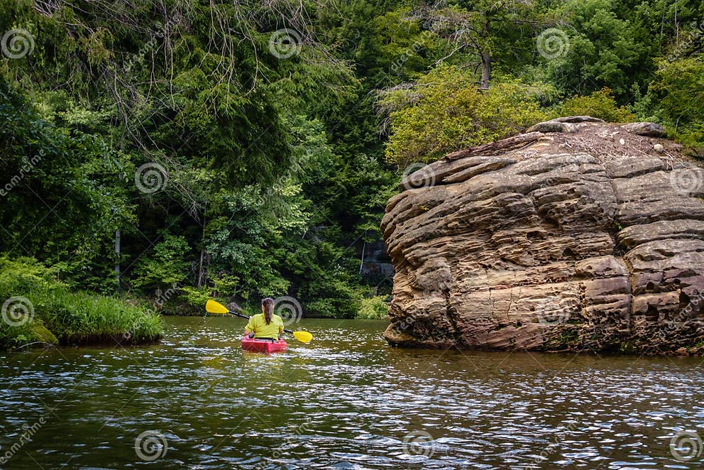 Kayaking sur Grayson Lake image stock. Image du beau - 123690951