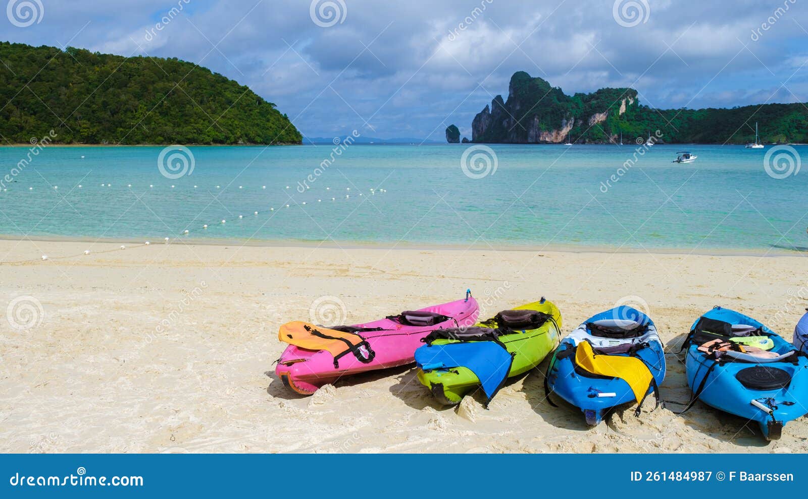 Kayaks Coloridos En La Playa De Koh Phi Phi Don Imagen de archivo ...