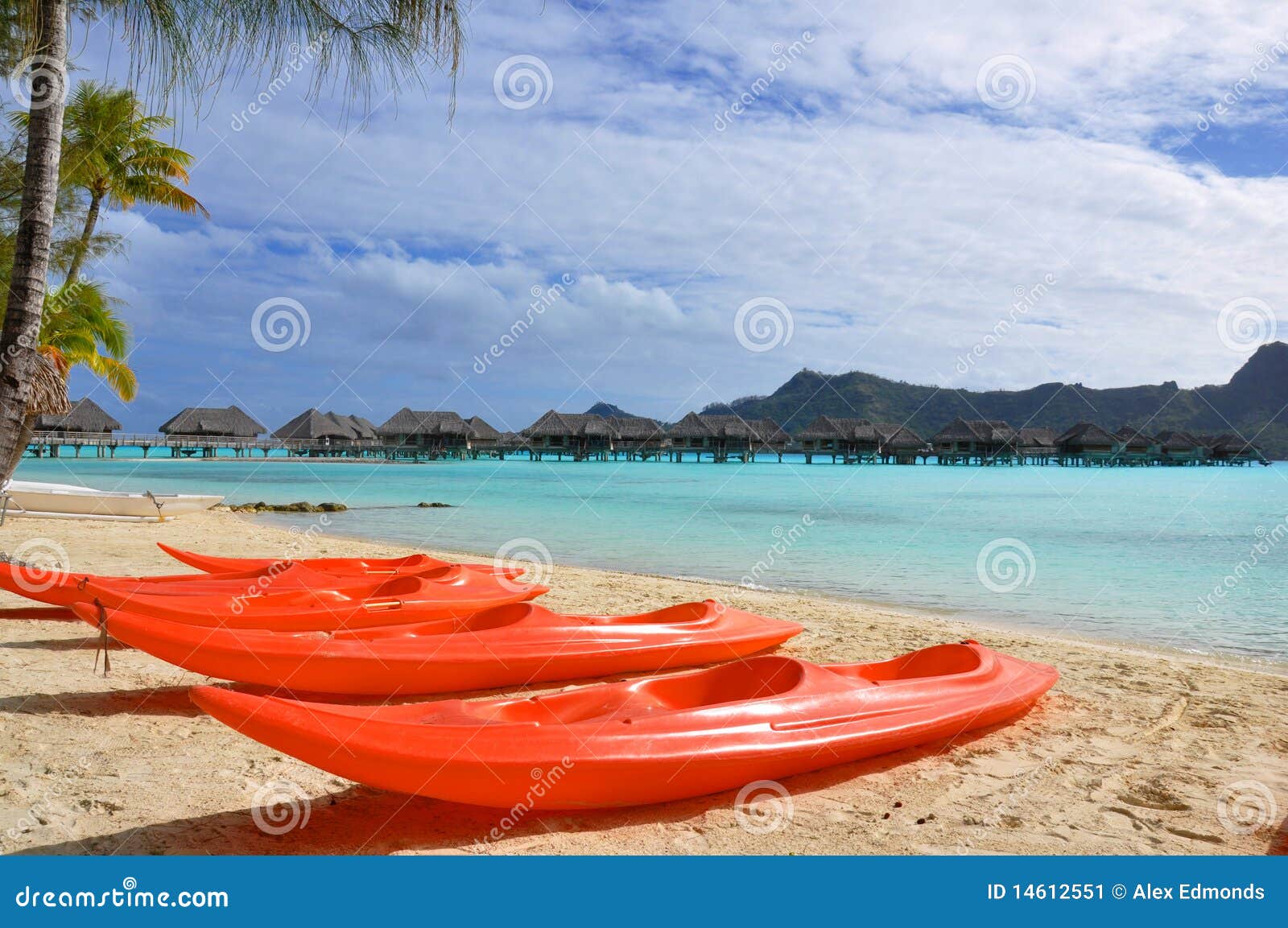 Kayaks De Mer Sur Une Plage Image stock - Image du océan, azur: 14612551