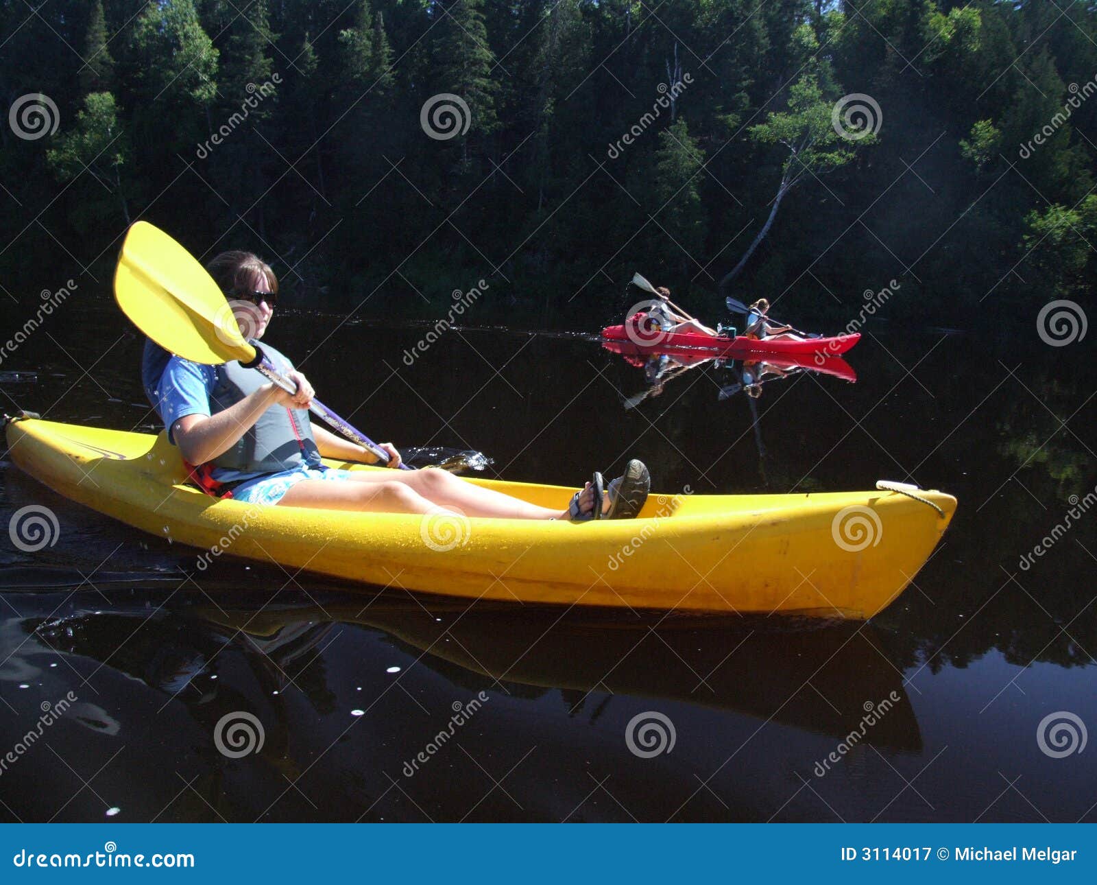 Kayaks jaunes et rouges image stock. Image du beau, loisirs - 3114017
