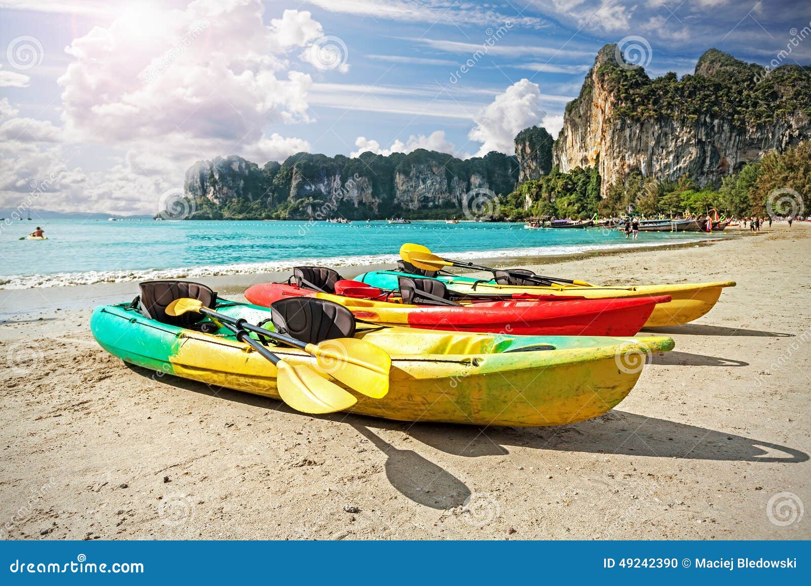Kayaks Sur La Plage Tropicale, Concept Actif De Vacances Photo stock ...