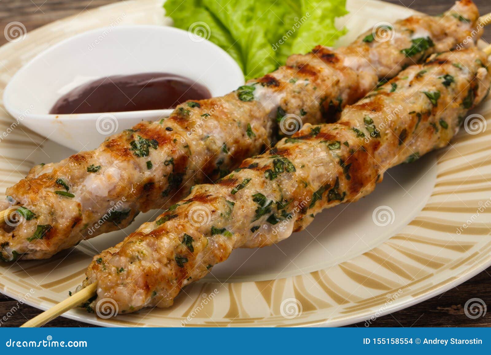 Kebab Picadito Del Pincho Del Cerdo Con La Salsa Foto de archivo ...