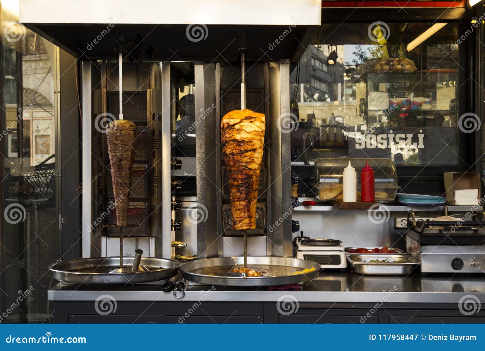 Kebab turco del doner fotografía editorial. Imagen de escupida - 117958447