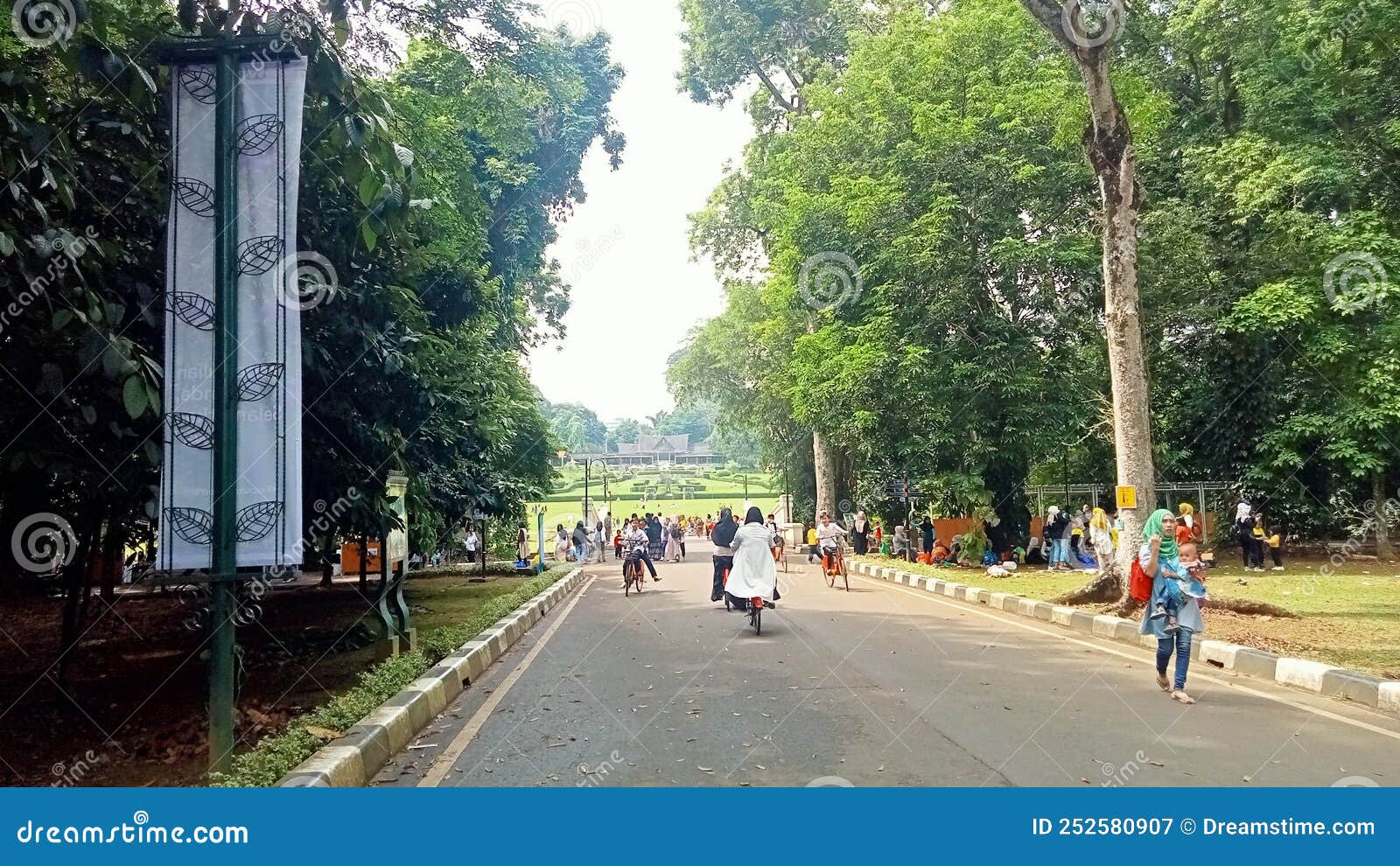 Kebun Raya Bogor editorial photography. Image of transport - 252580907