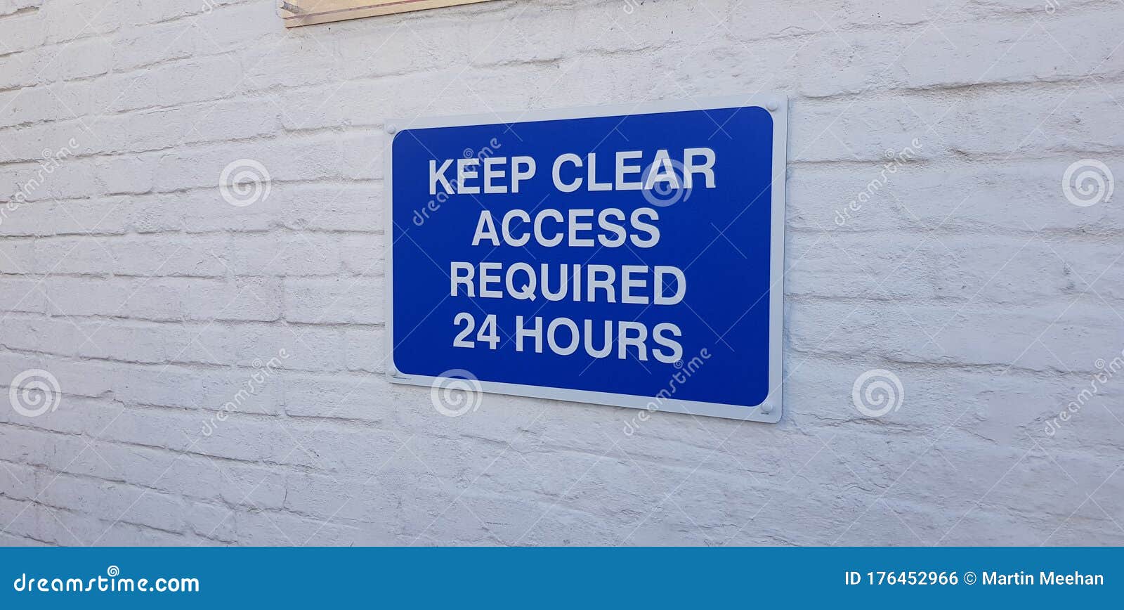 Keep Clear Access Required 24 Hours Sign. Stock Photo - Image of ...