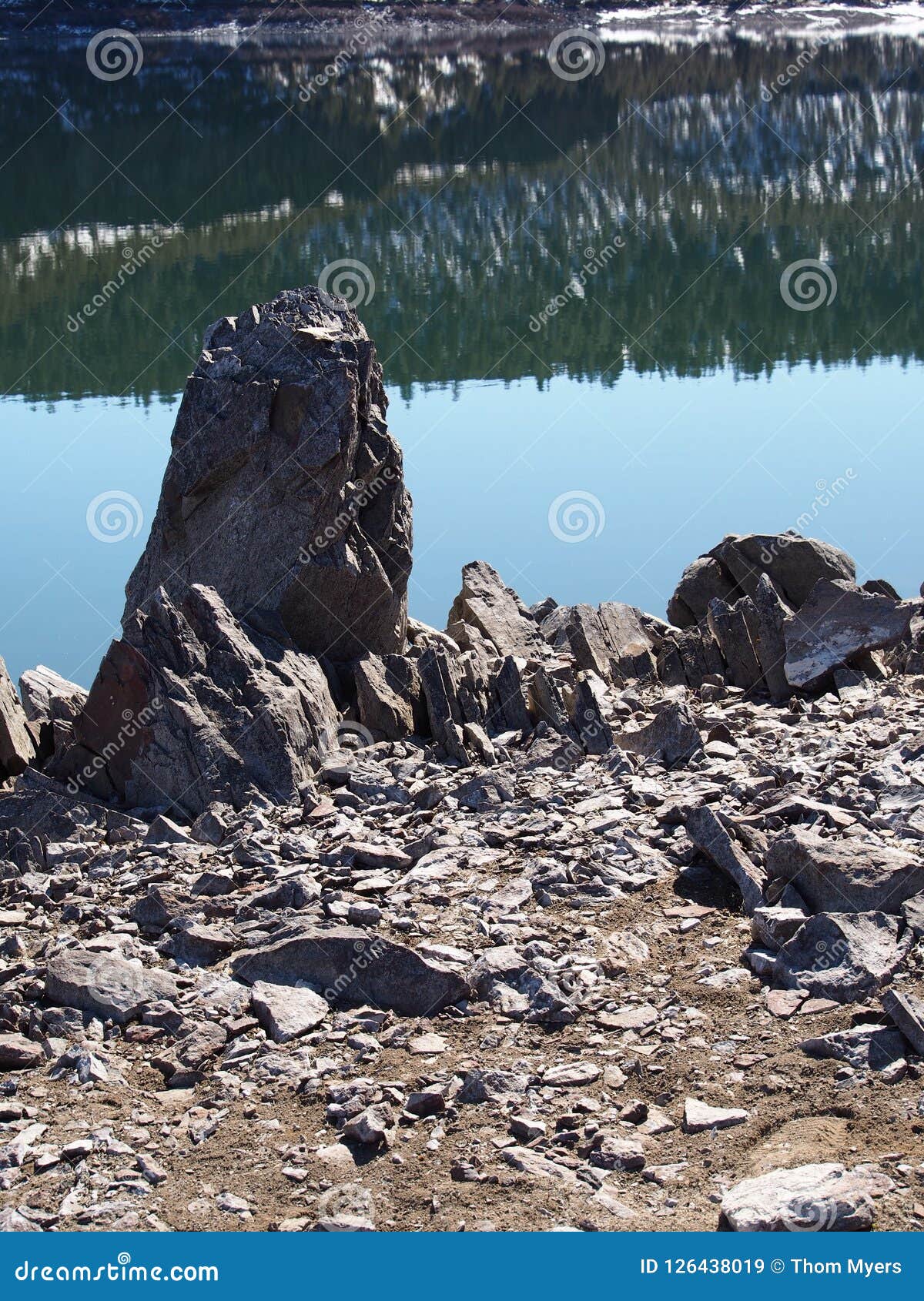 Keien op de meerkust stock afbeelding. Image of lente - 126438019