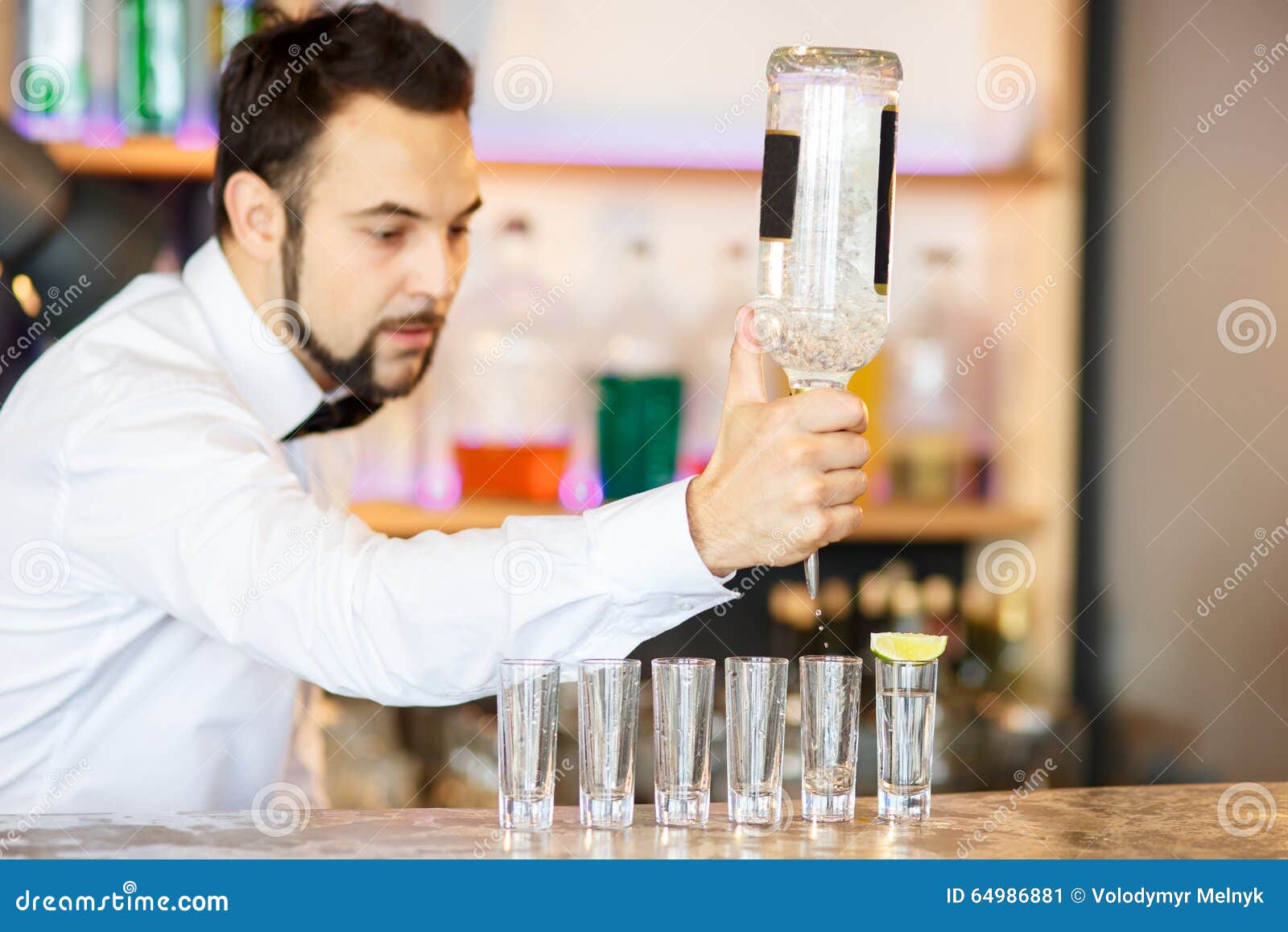 Kellner Bei Der Arbeit, Cocktails Vorbereitend Stockbild - Bild von ...