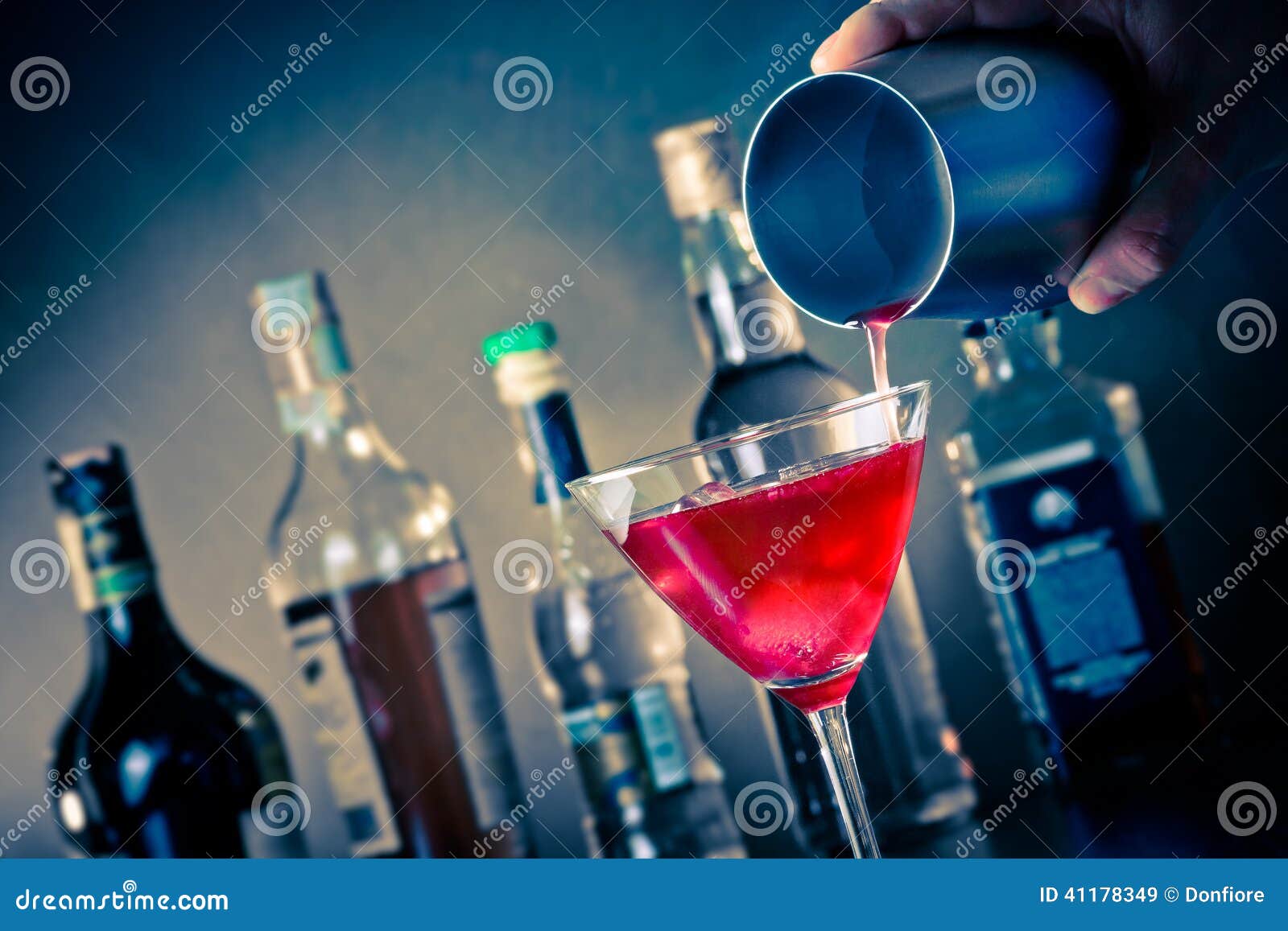 Kellner, Der Ein Rotes Cocktail in Ein Glas Mit Eis Gießt Stockbild ...