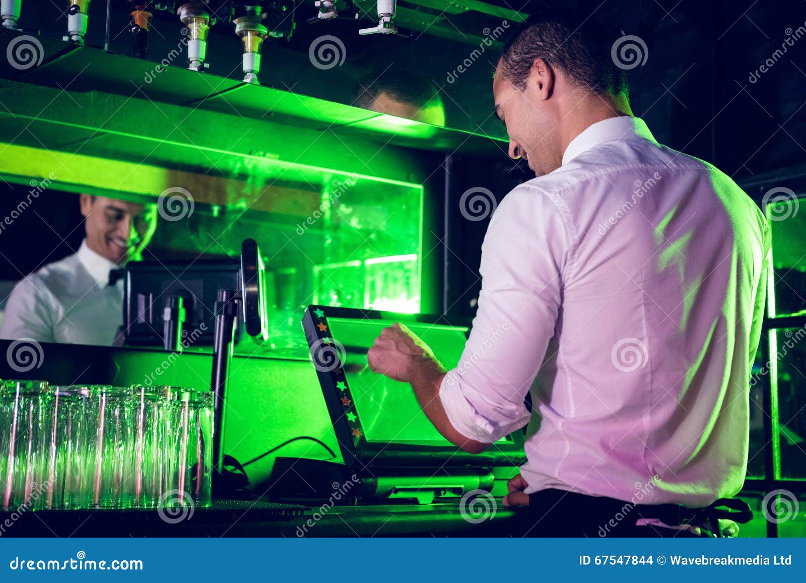 Kellner, Der Eine Rechnung Vorbereitet Stockfoto - Bild von lächeln ...