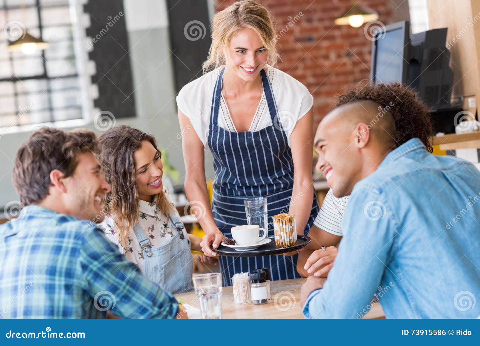 Kellnerin, Die Bei Tisch Dient Stockfoto - Bild von schön, umhüllung ...