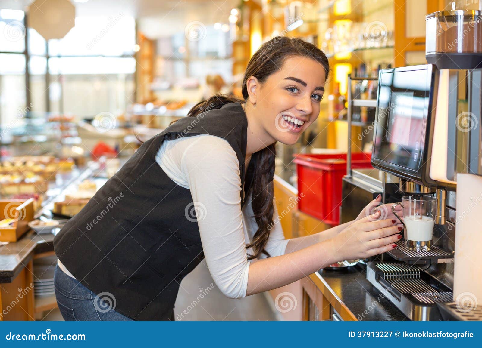 Kellnerin Im Café Oder in Der Restaurant- Und Kaffeemaschine Stockbild ...