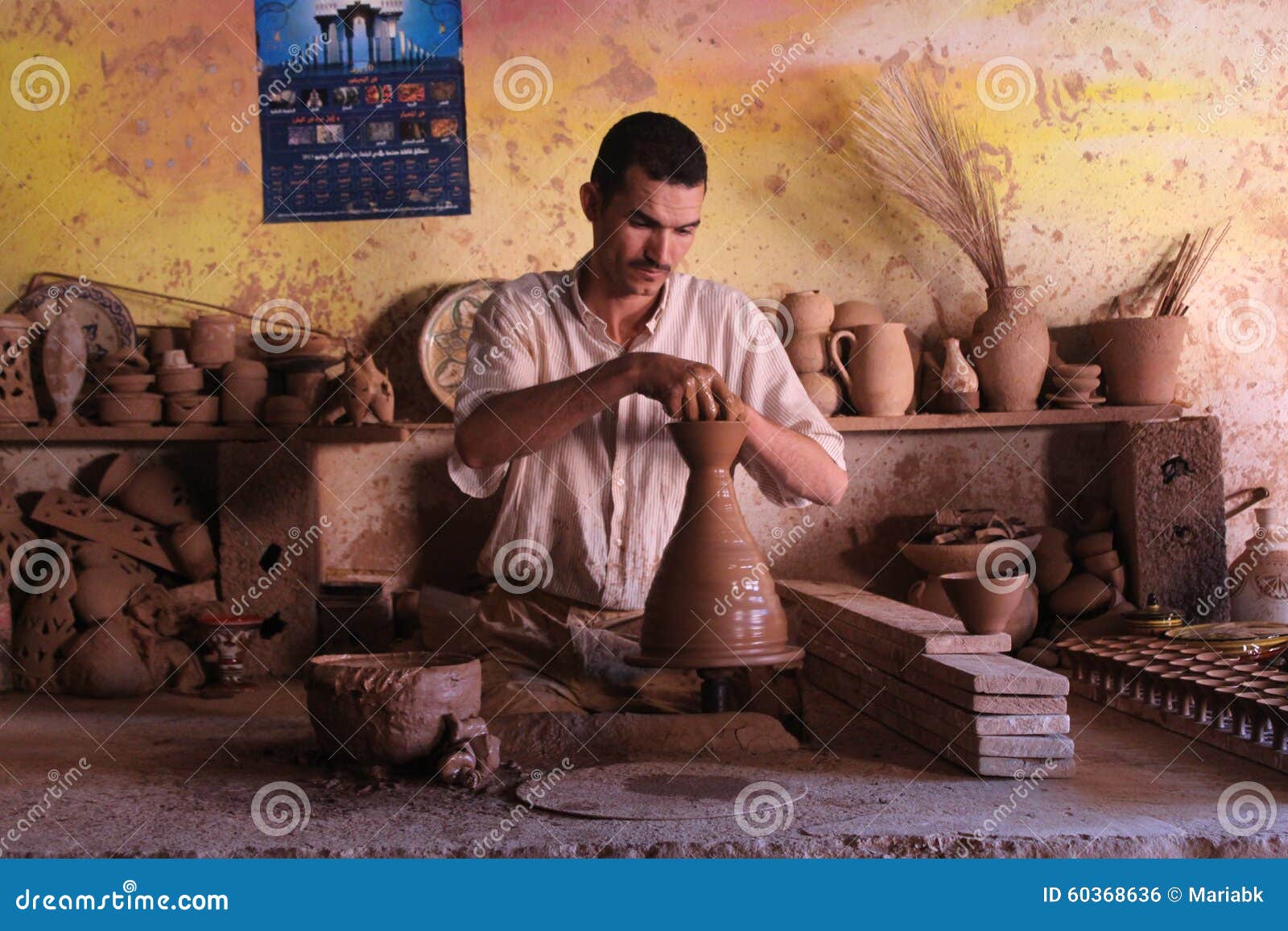 Keramik Manuelle Produktion Ein Mann Bei Der Arbeit Redaktionelles Foto ...