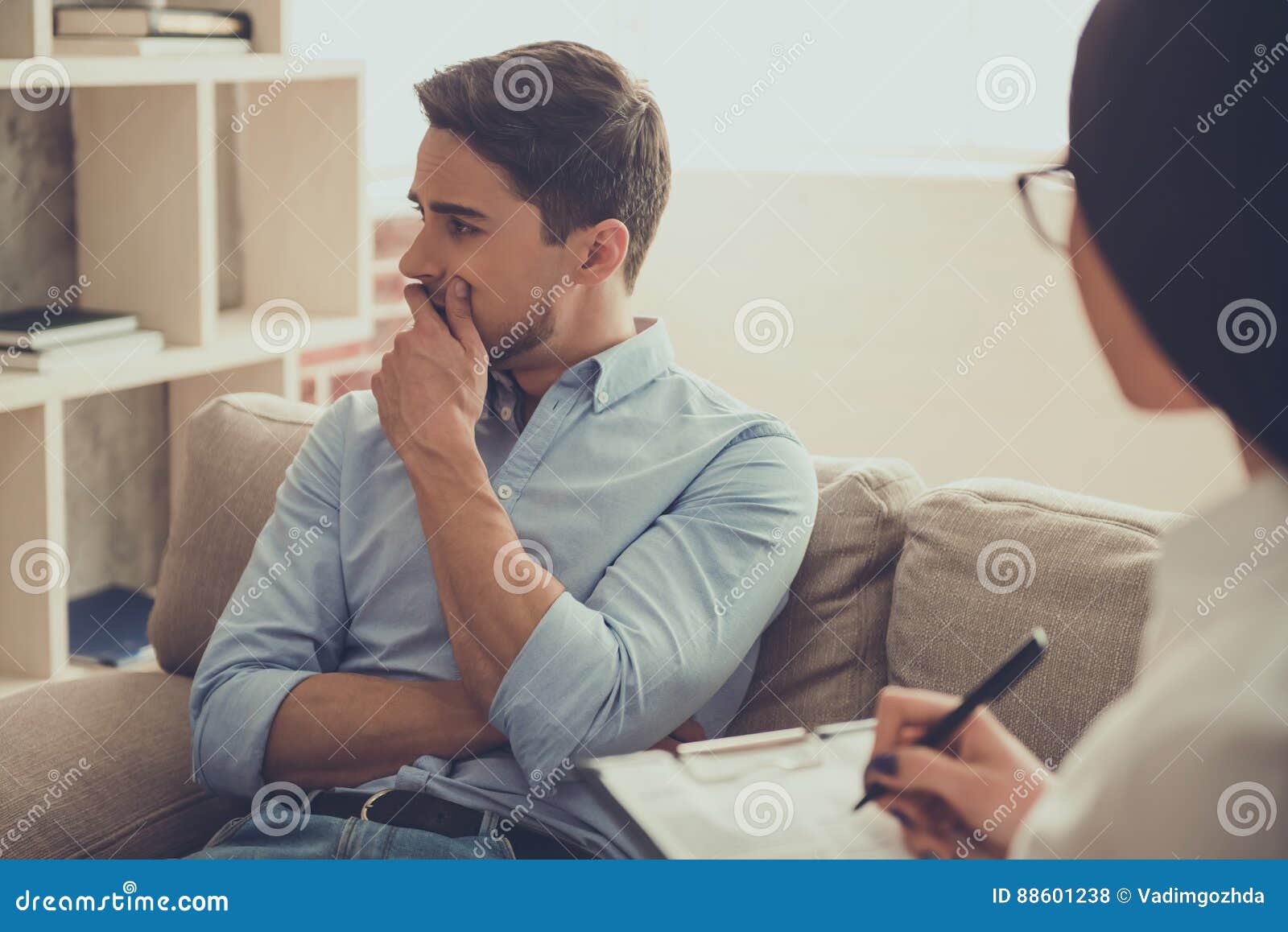 Kerel bij de psycholoog stock foto. Image of diagnose - 88601238