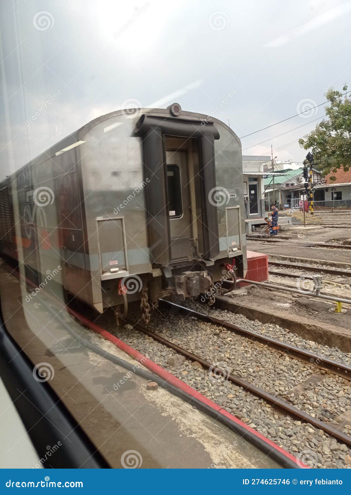 Pemandangan Deretan Gerbong Kereta Api Dijalur Rel Jakarta Bandung ...