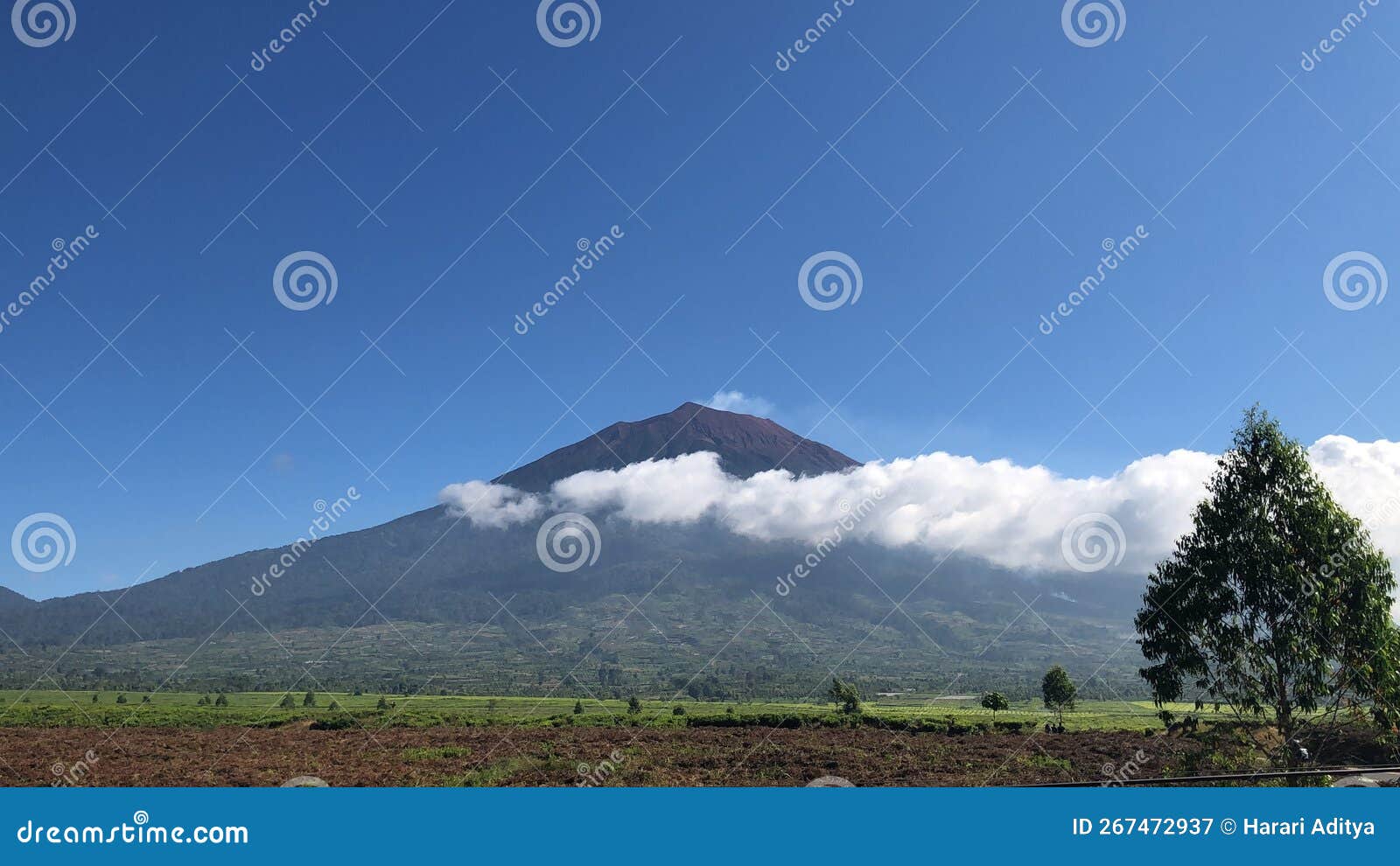 Kerinci Mount in the Morning Stock Image - Image of morning, cloud ...