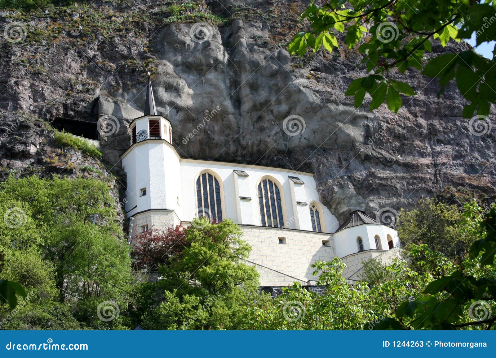 Kerk in de rots stock afbeelding. Image of steen, gebouw - 1244263