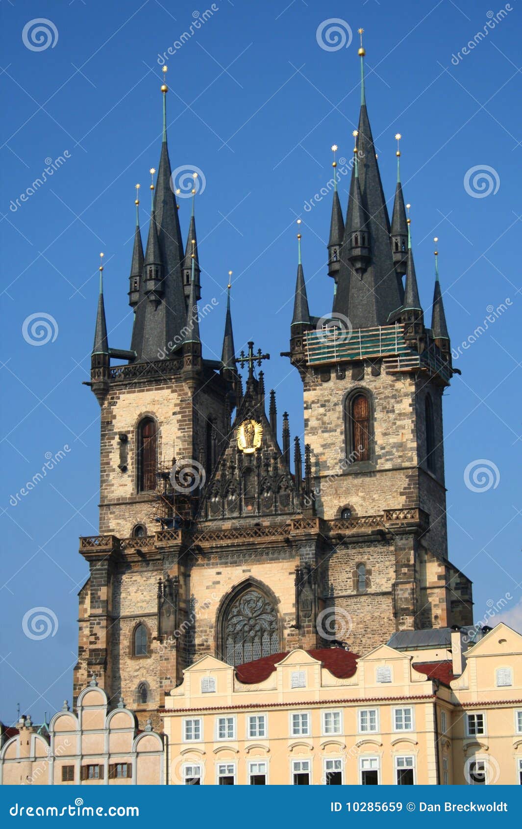 Kerk in De Stadsvierkant Van Praag Stock Afbeelding - Image of bohemen ...