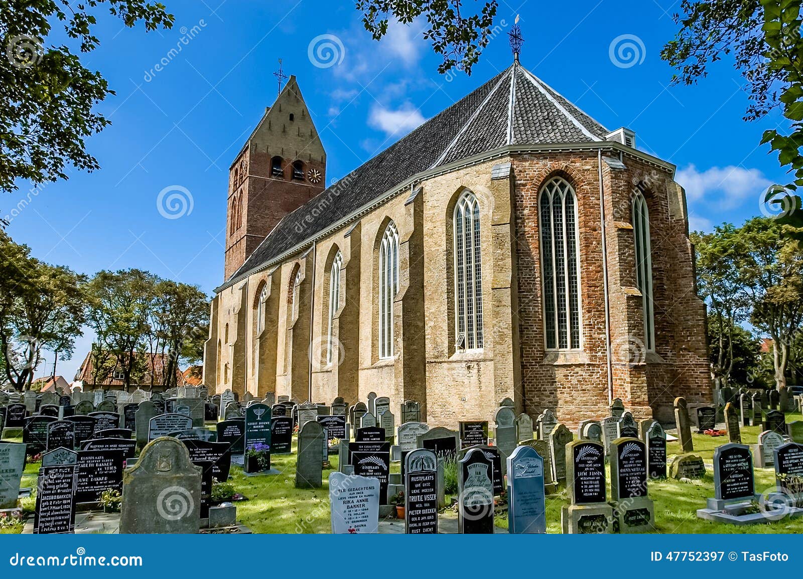 Kerk En Begraafplaats Op Hollum-eiland, Holland Redactionele Fotografie ...