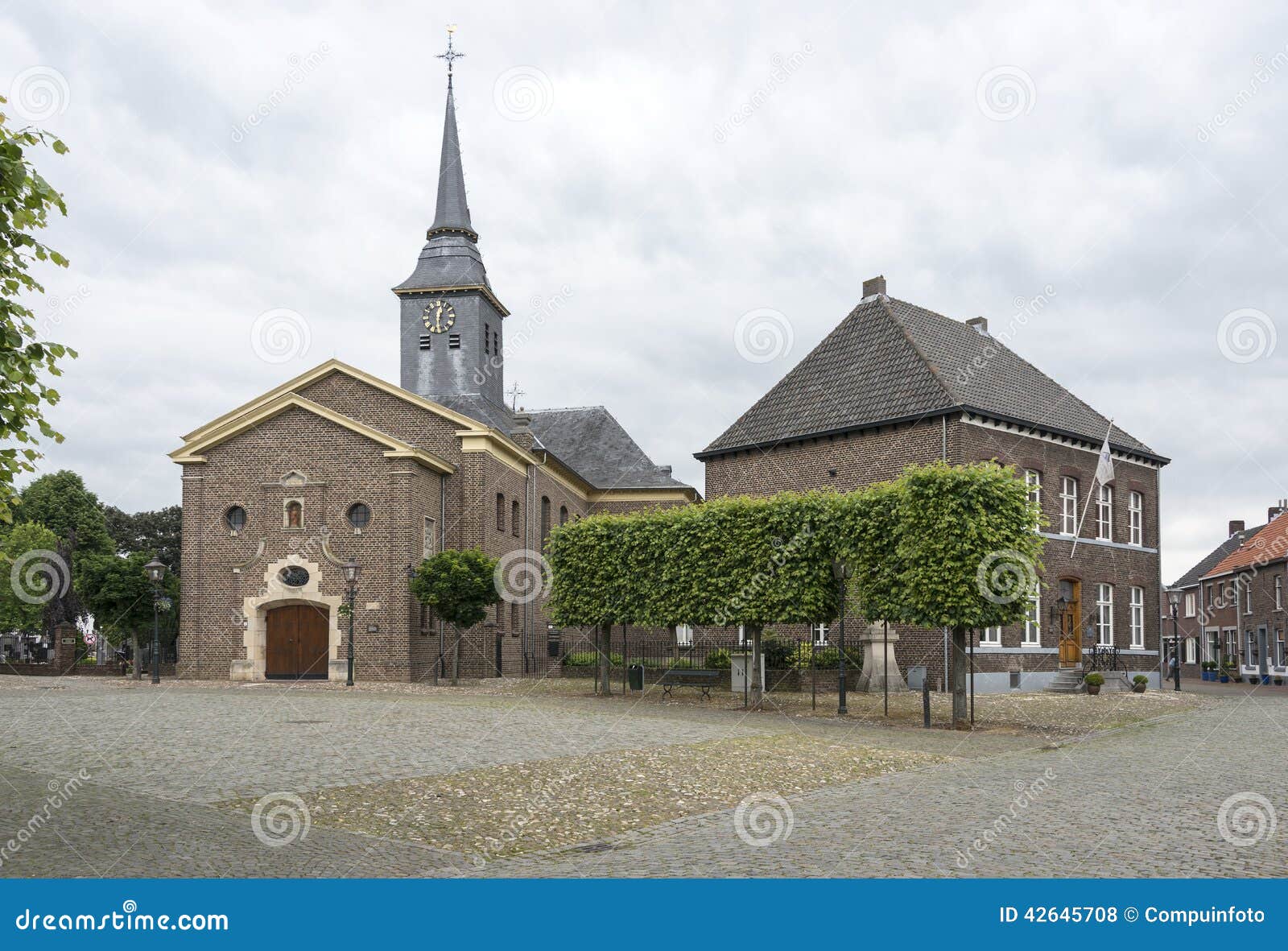 Kerk in Het Centrum Van Oud Dorp Stock Foto - Image of dorp, lichten ...