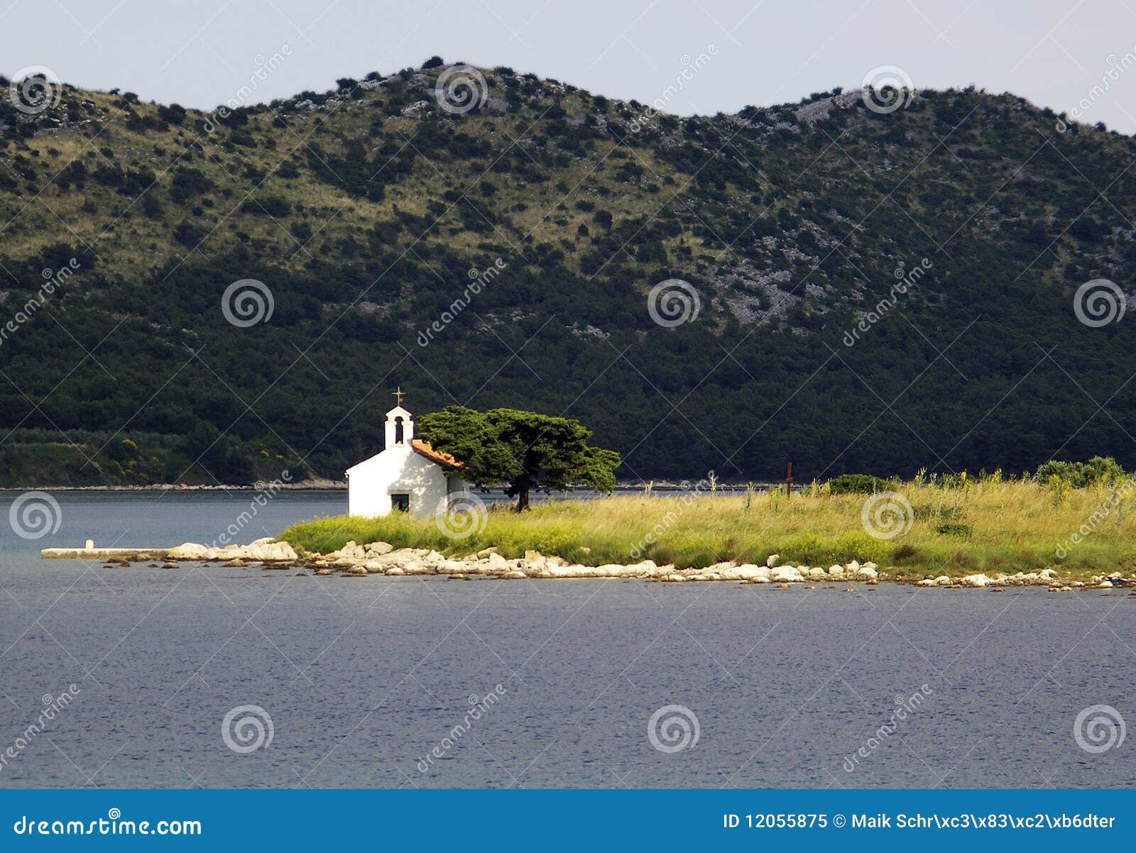 Kerk op eiland stock afbeelding. Image of kroatië, waterkant - 12055875