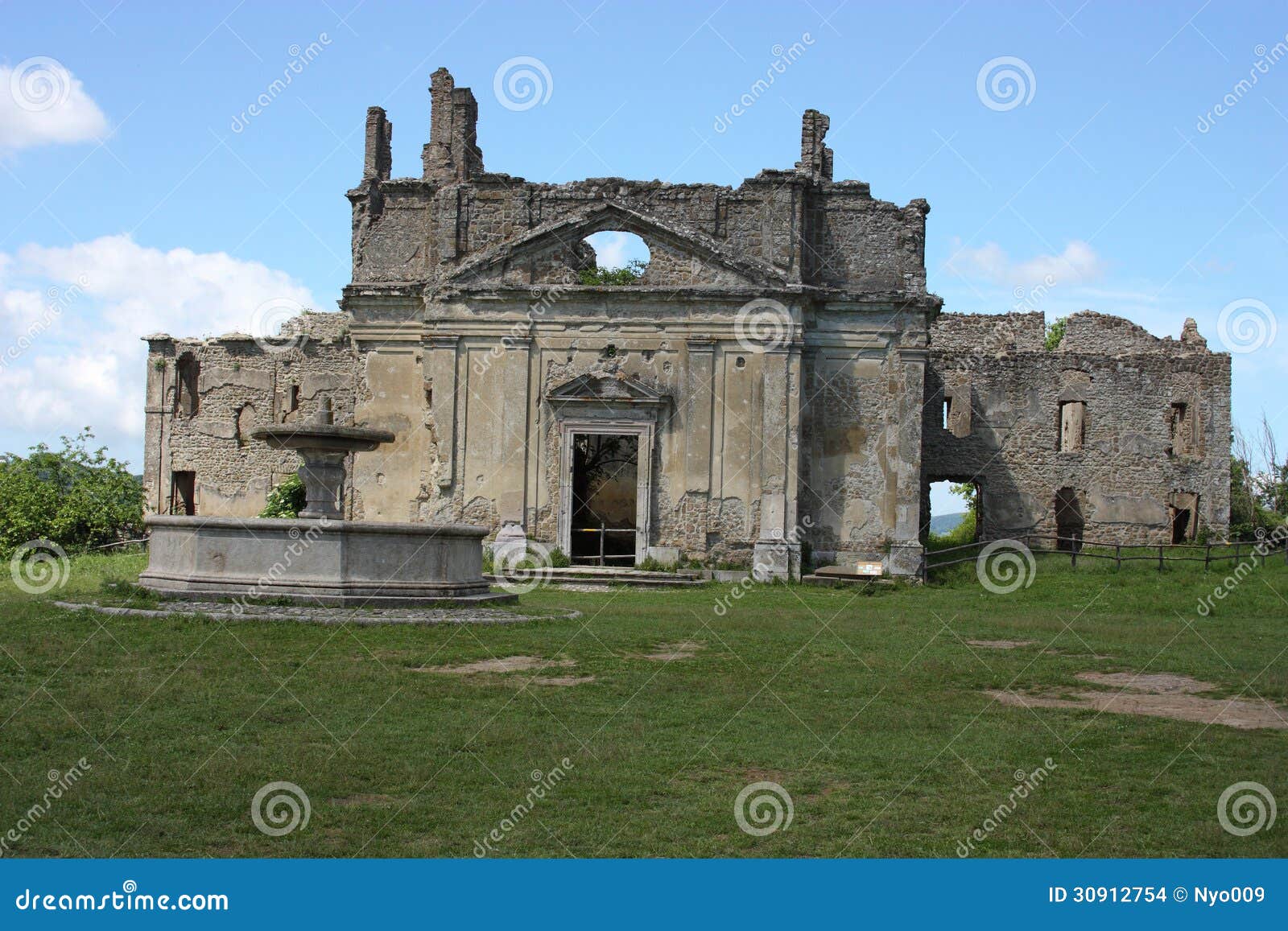 Kerk van Monterano stock foto. Image of struik, verouderd - 30912754