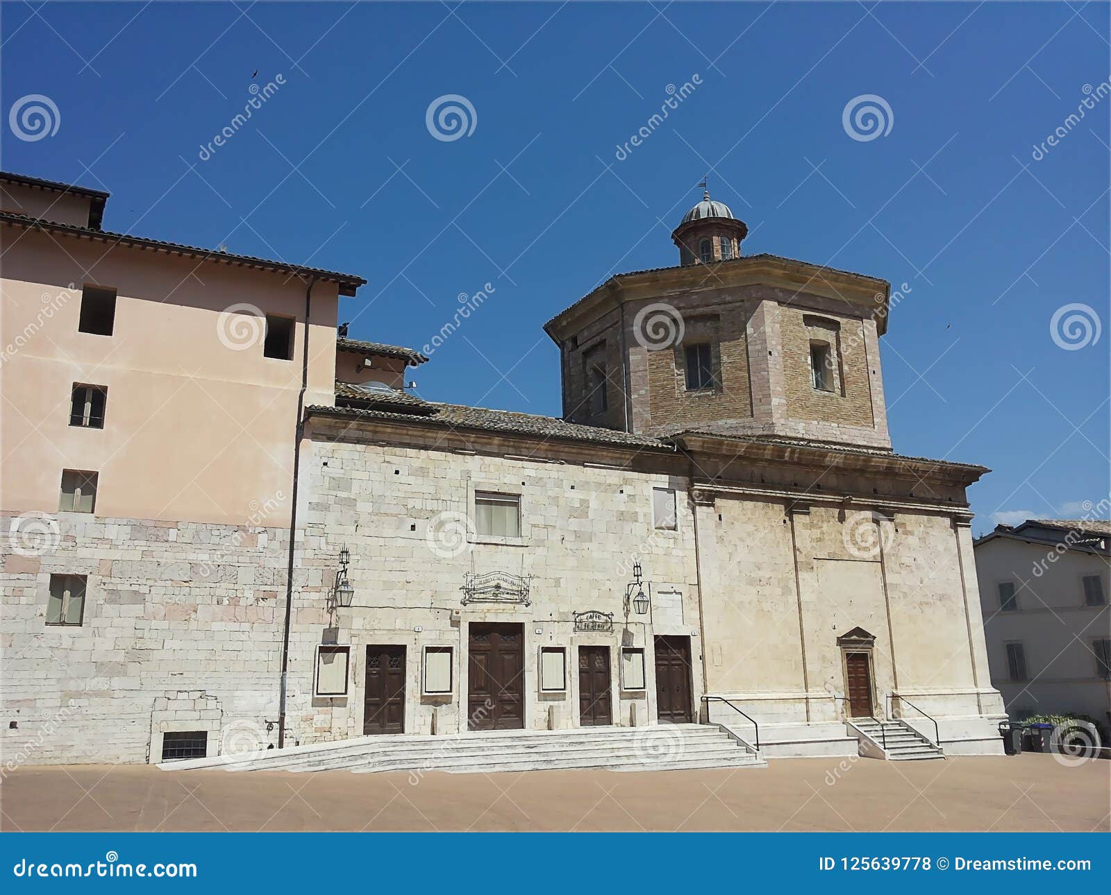 Kerk van Spoleto stock foto. Image of italië, gekruist - 125639778