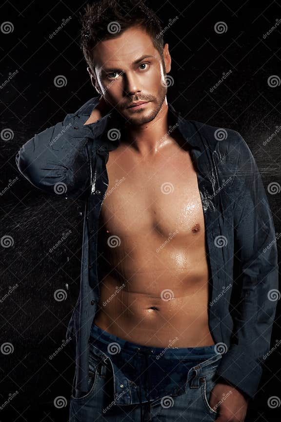 Kerl, der Bad hat stockbild. Bild von ernst, karosserie - 18145363