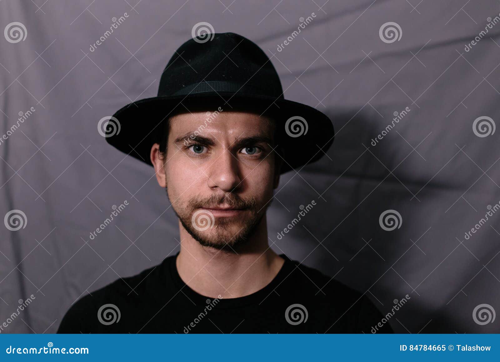 Kerl im Hut stockbild. Bild von überzeugt, kopf, erwachsener - 84784665