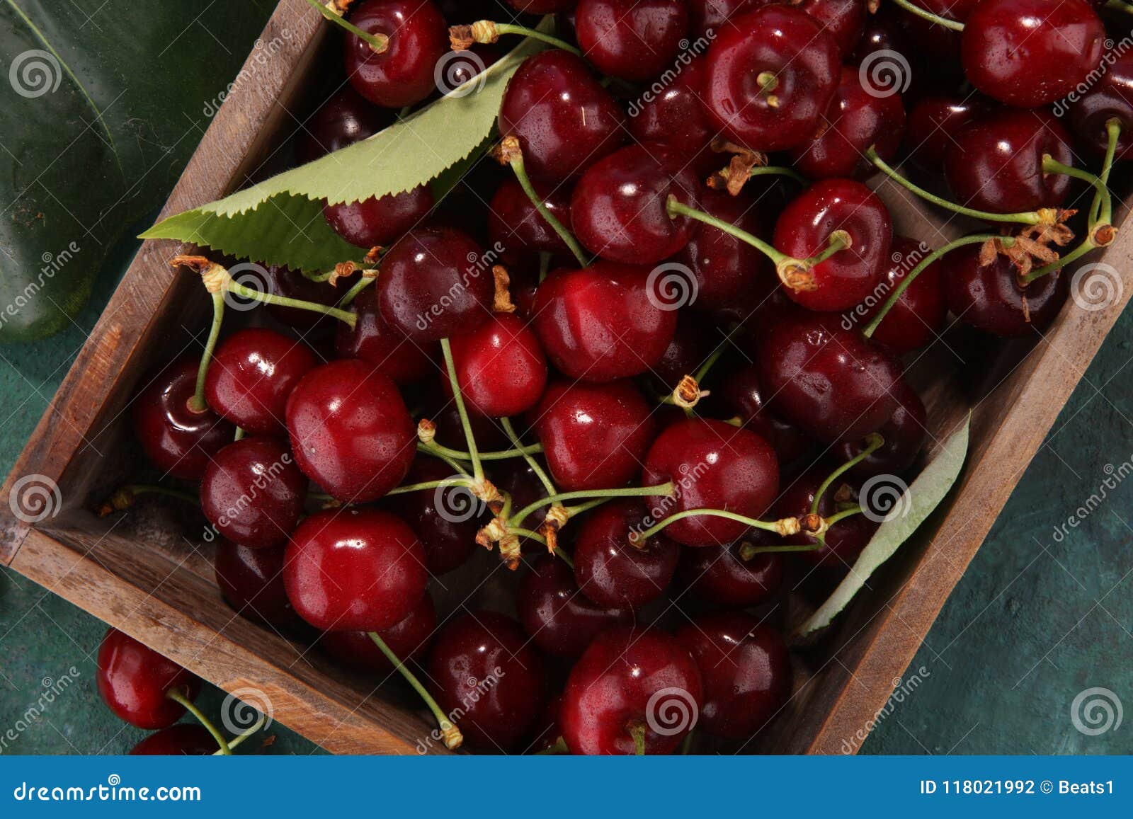 Kers Rode Verse Bos Van Kersen Op De Lijst Stock Foto - Image of dieet ...