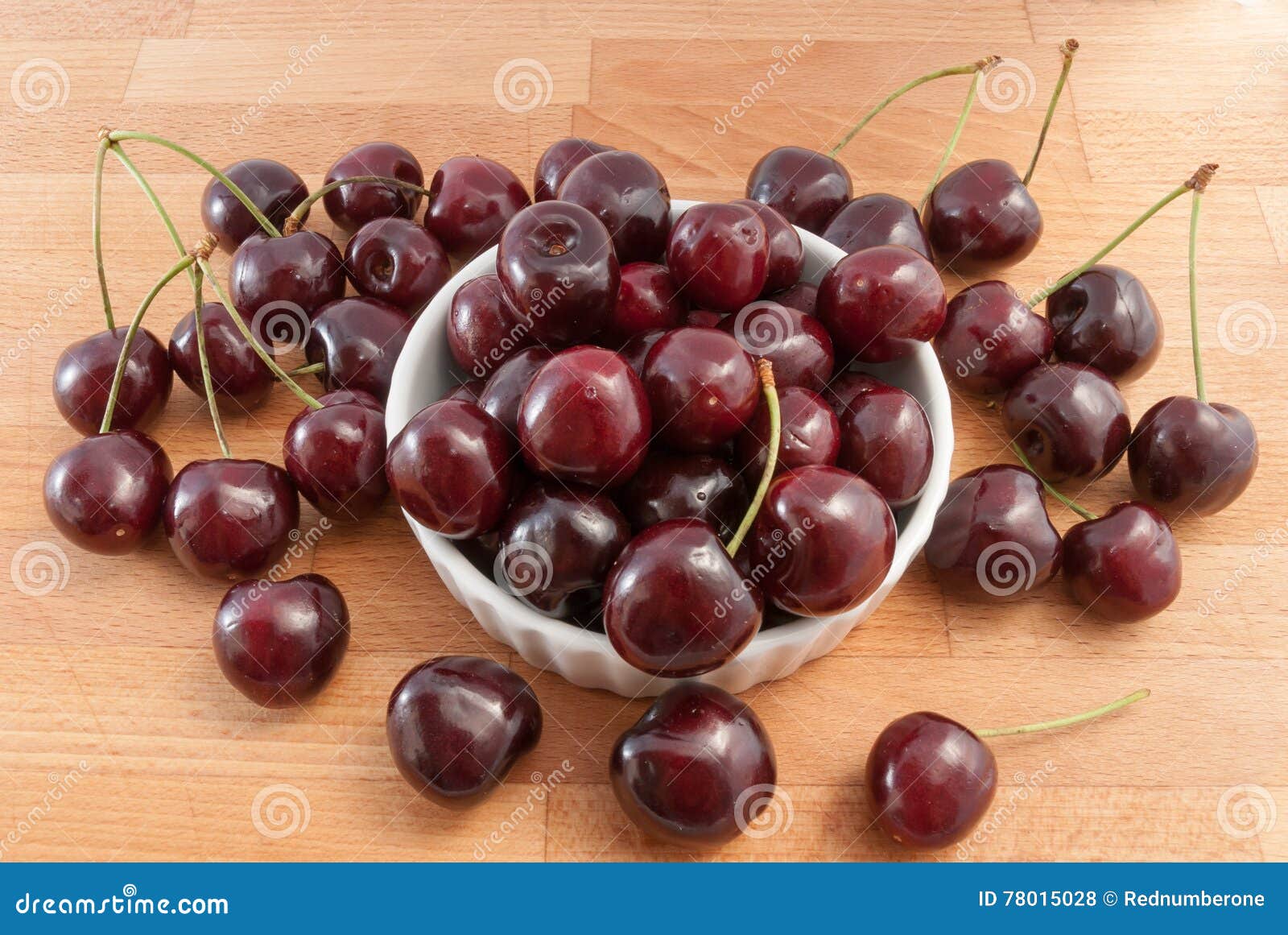 Kersen in Een Witte Kom Op Houten Tabel Stock Foto - Image of vers ...