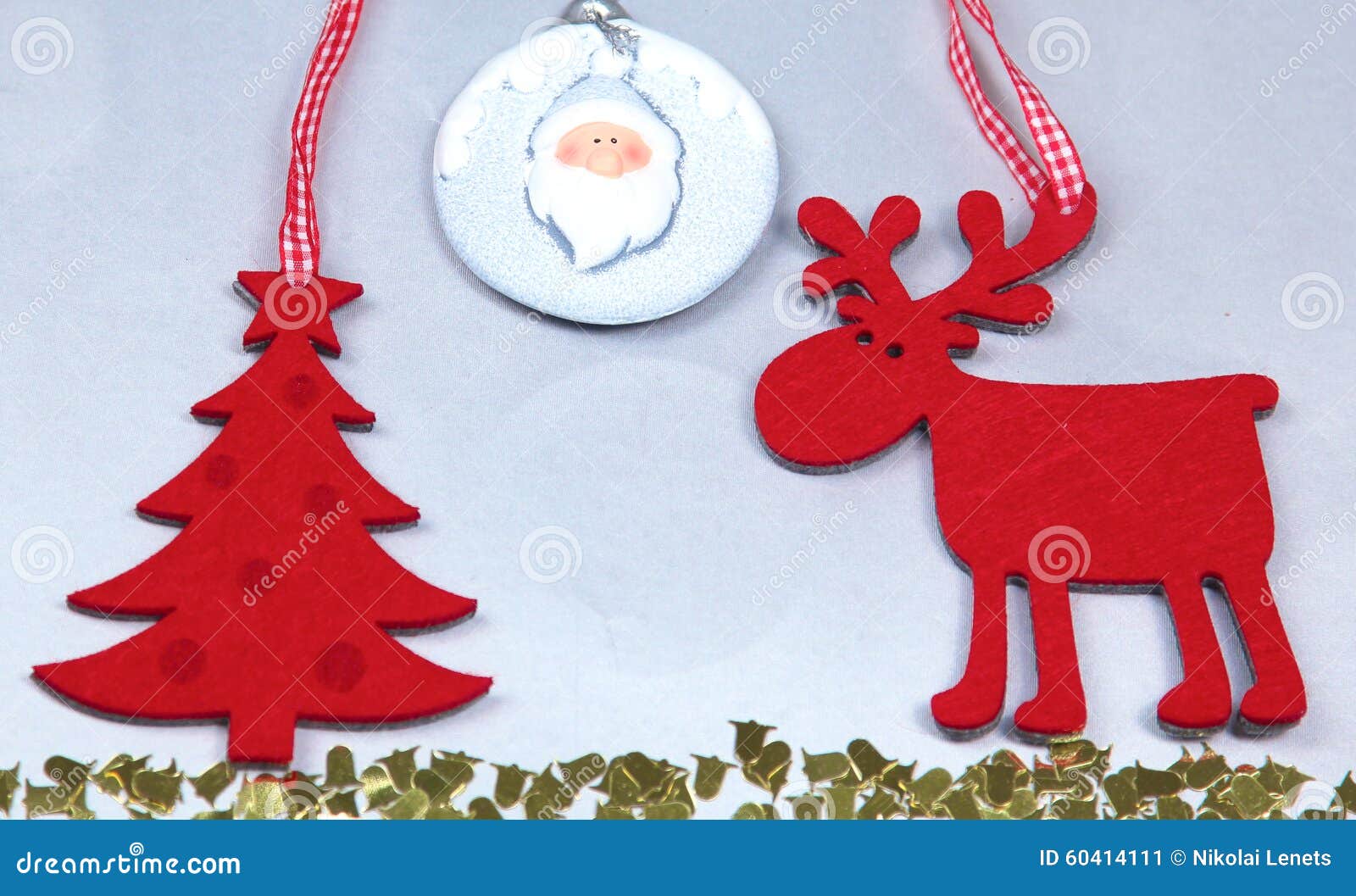 Kerstmis Het Rendier En De Kerstboom Isoleren Stock Afbeelding - Image ...