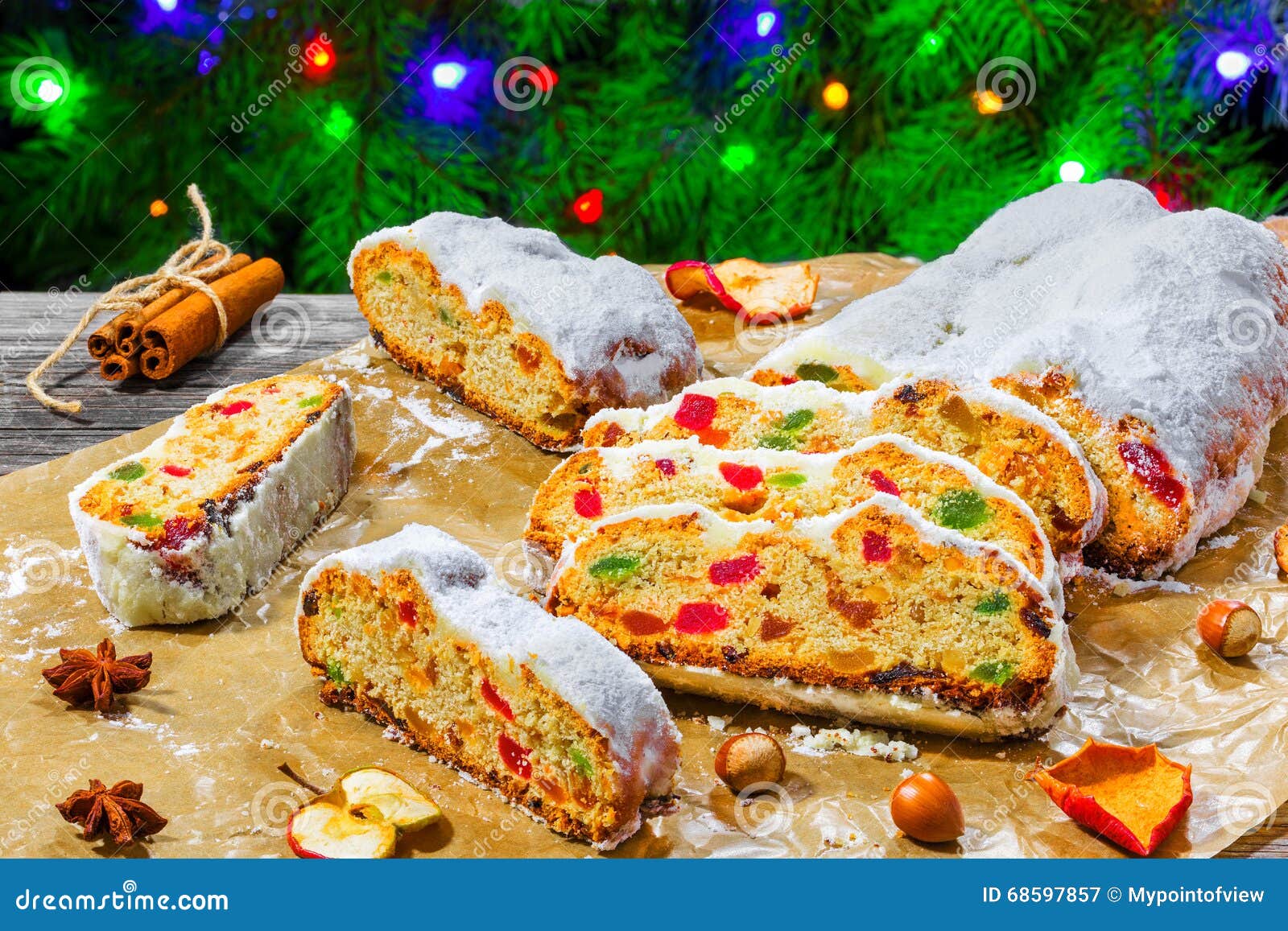 Kerstmis Stollen, Traditionele Duitse Kerstmiscake Met Droog Stock ...