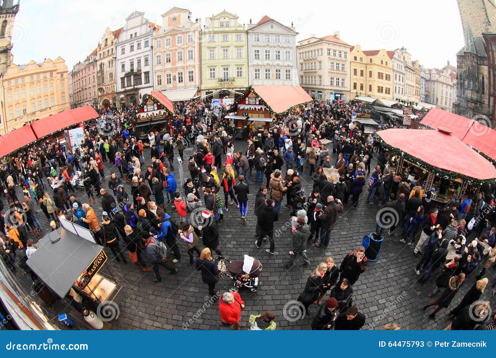 Kerstmismarkt Op Oud Stadsvierkant in Praag Redactionele Stock Foto ...