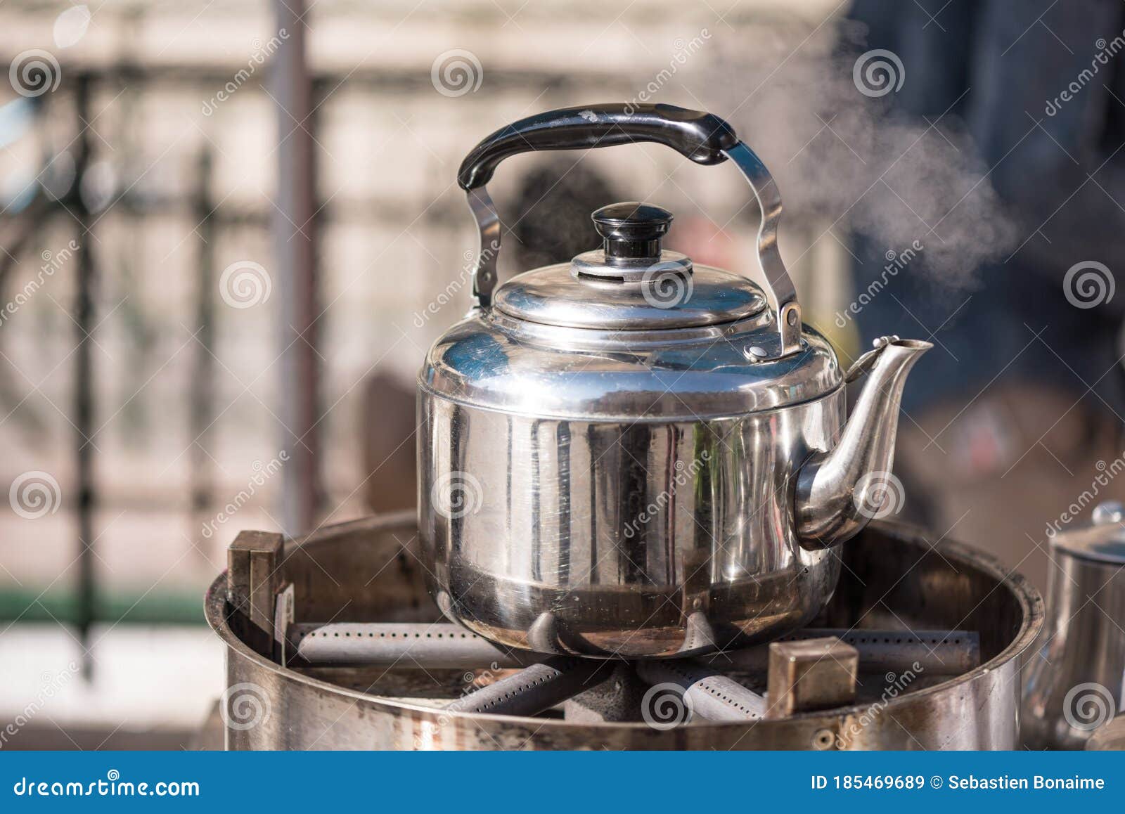 Ketel Met Kokend Water En Stoom Stock Afbeelding - Image of toestel ...