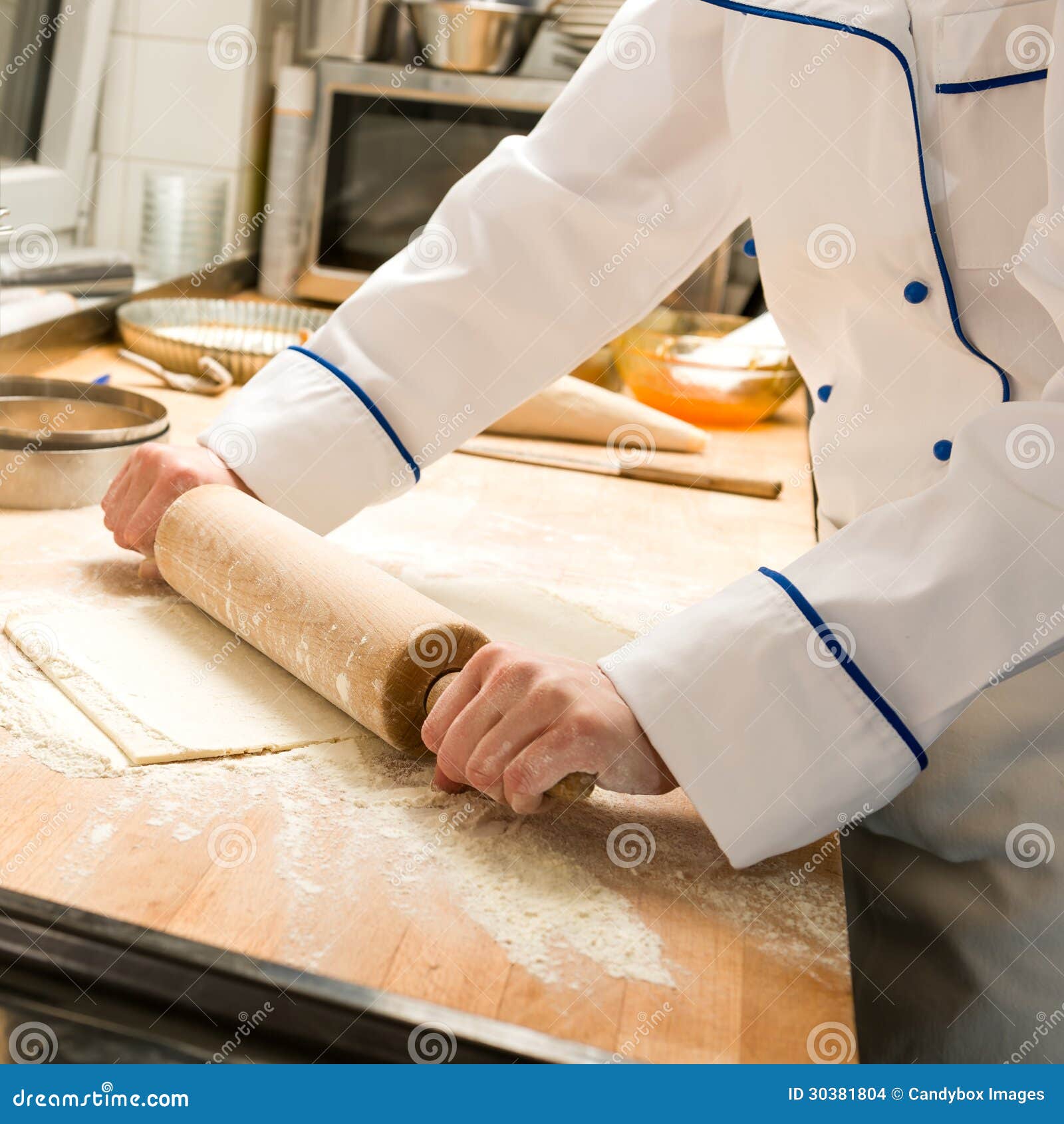 Keuken Van Het Kok De Rollende Deeg Met Deegrol Stock Foto - Image of ...