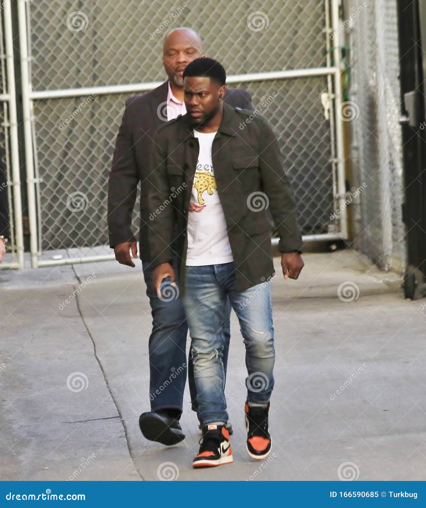 Kevin Hart editorial image. Image of hart, kevin, walking - 166590685