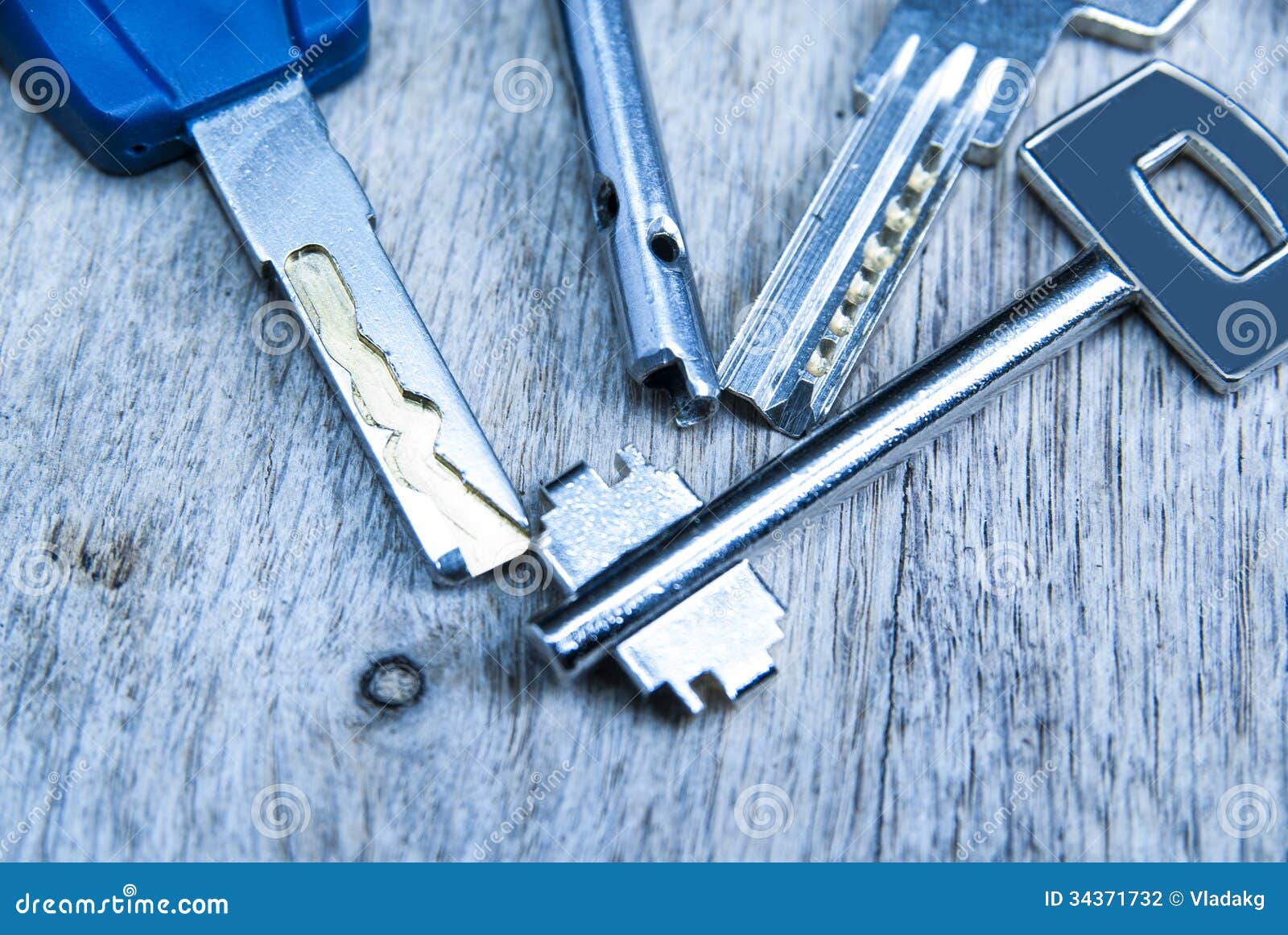 Key Bunch on the Wooden Table Stock Photo - Image of home, studio: 34371732