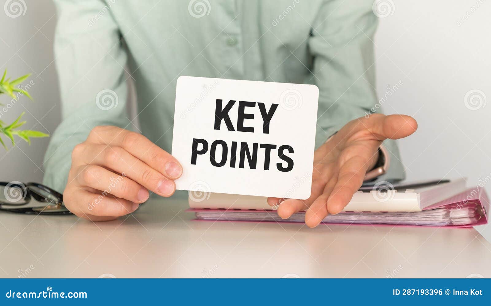Key Points Message on the Card Shown by a Woman, Business Concept Stock ...