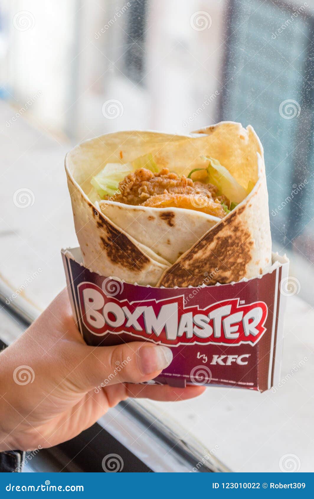 KFC BoxMaster Chez La Main De La Femme Photographie éditorial - Image ...