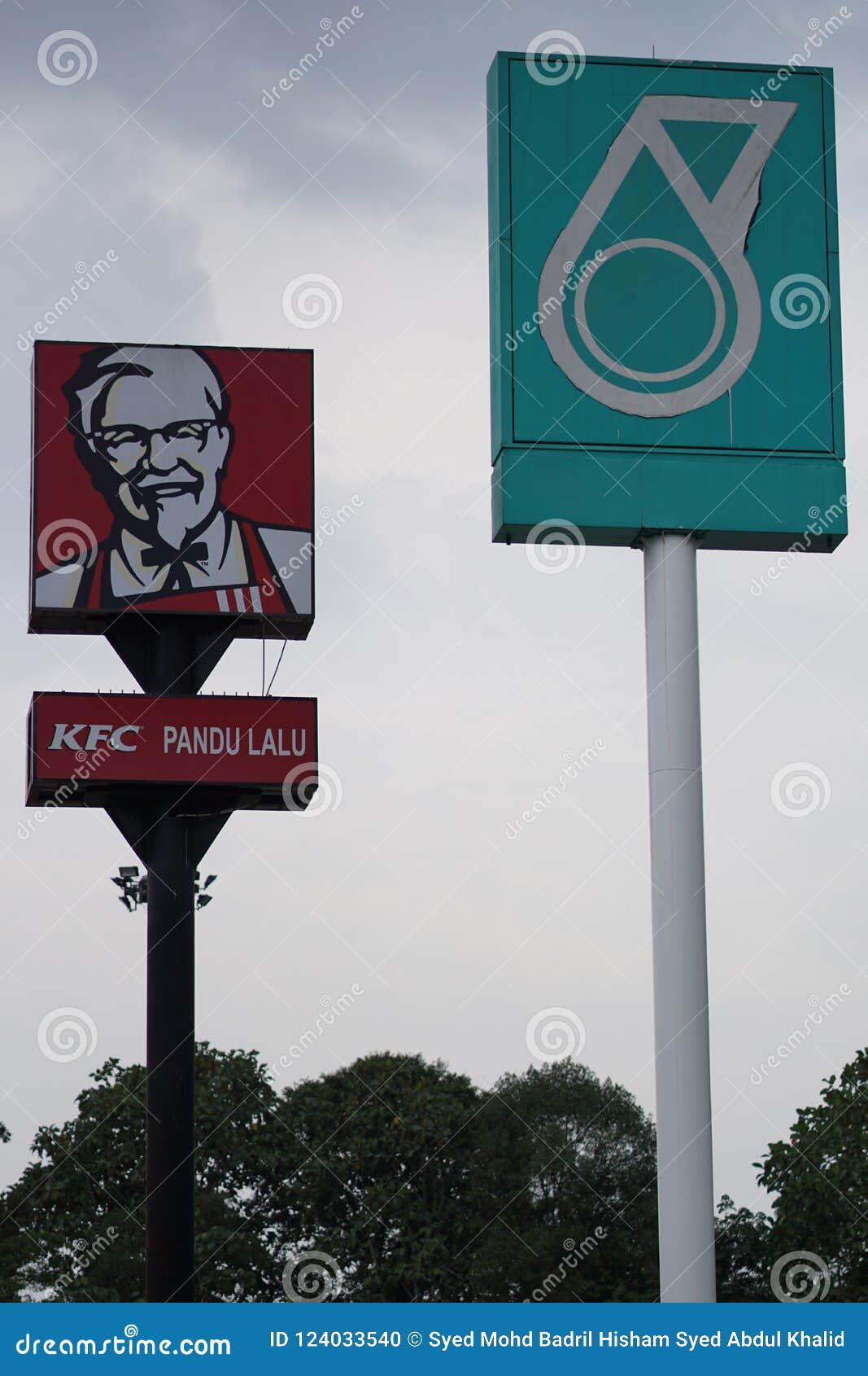 KFC y letrero de Petronas imagen editorial. Imagen de carretera - 124033540