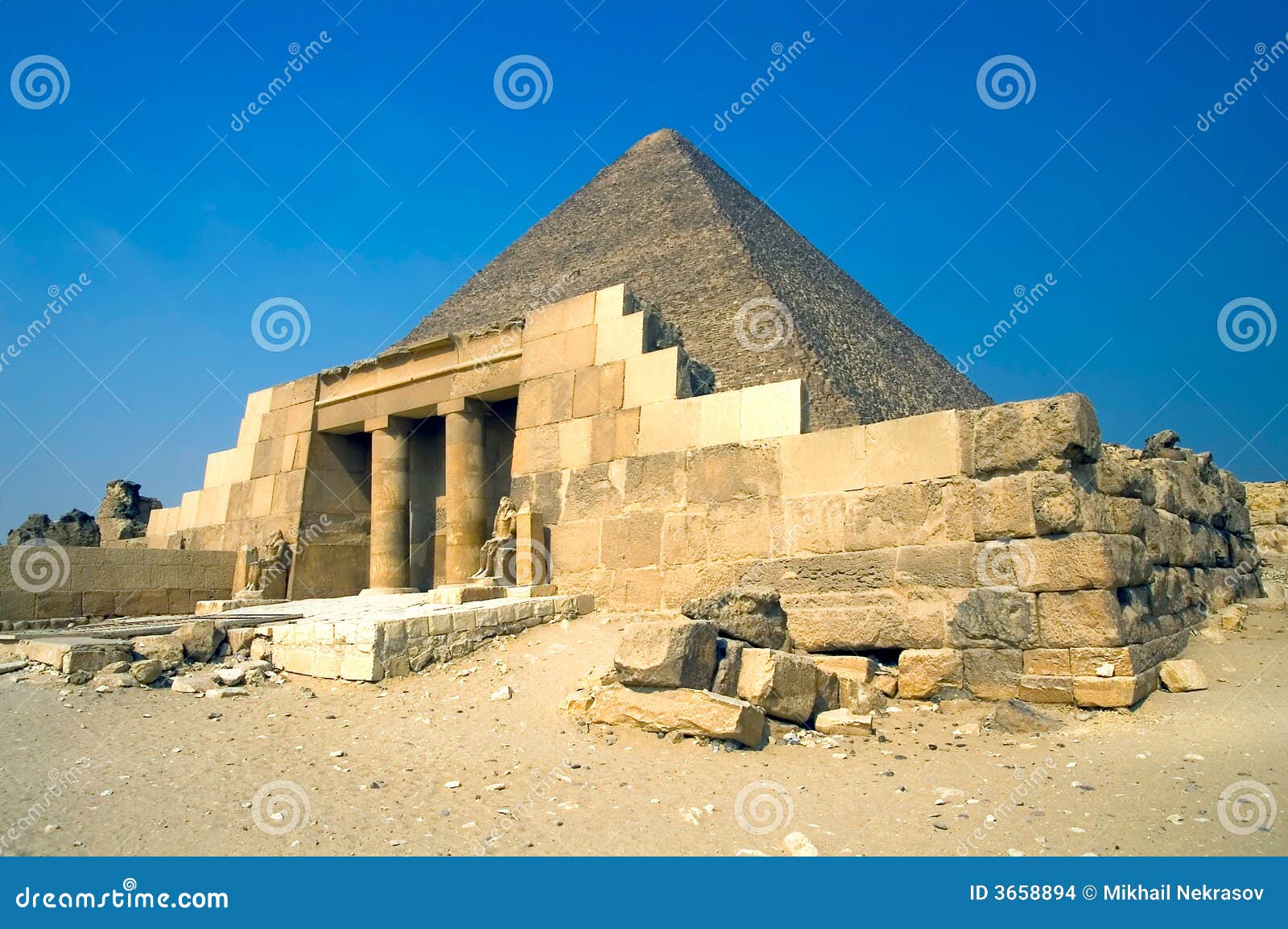 Khufu Pyramid. Stock Photo | CartoonDealer.com #166009650