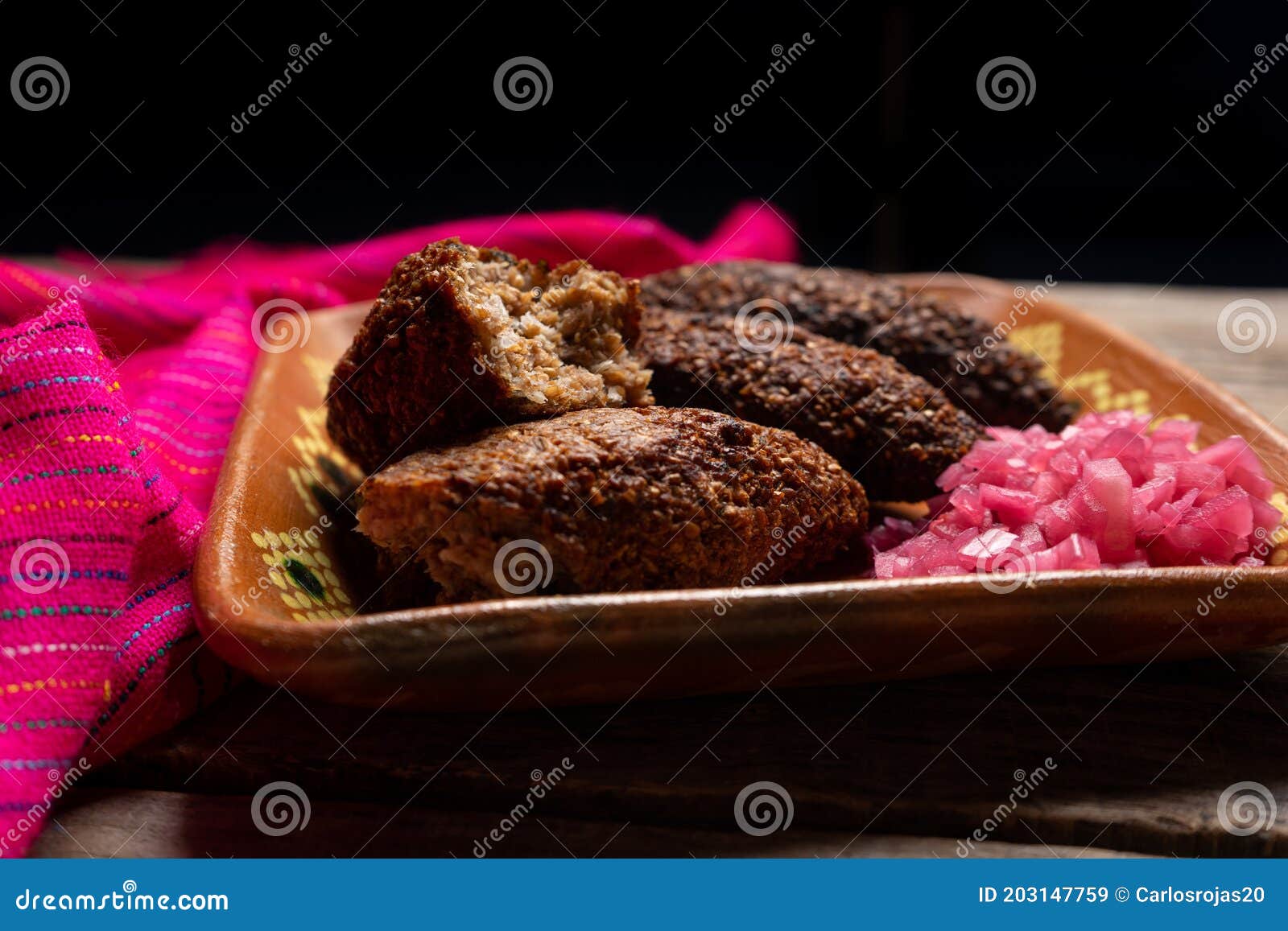 Kibi Mexicano Com Carne E Cebola Sobre Fundo De Madeira Imagem de Stock ...