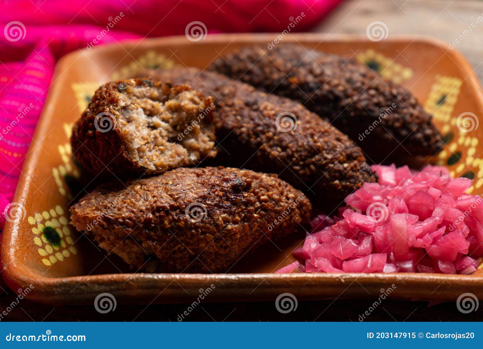 Kibi Mexicano Com Carne E Cebola Sobre Fundo De Madeira Imagem de Stock ...