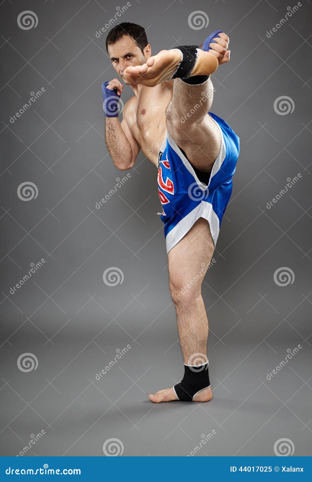 Kickbox Fighter Executing a Kick Stock Image - Image of male, fight ...