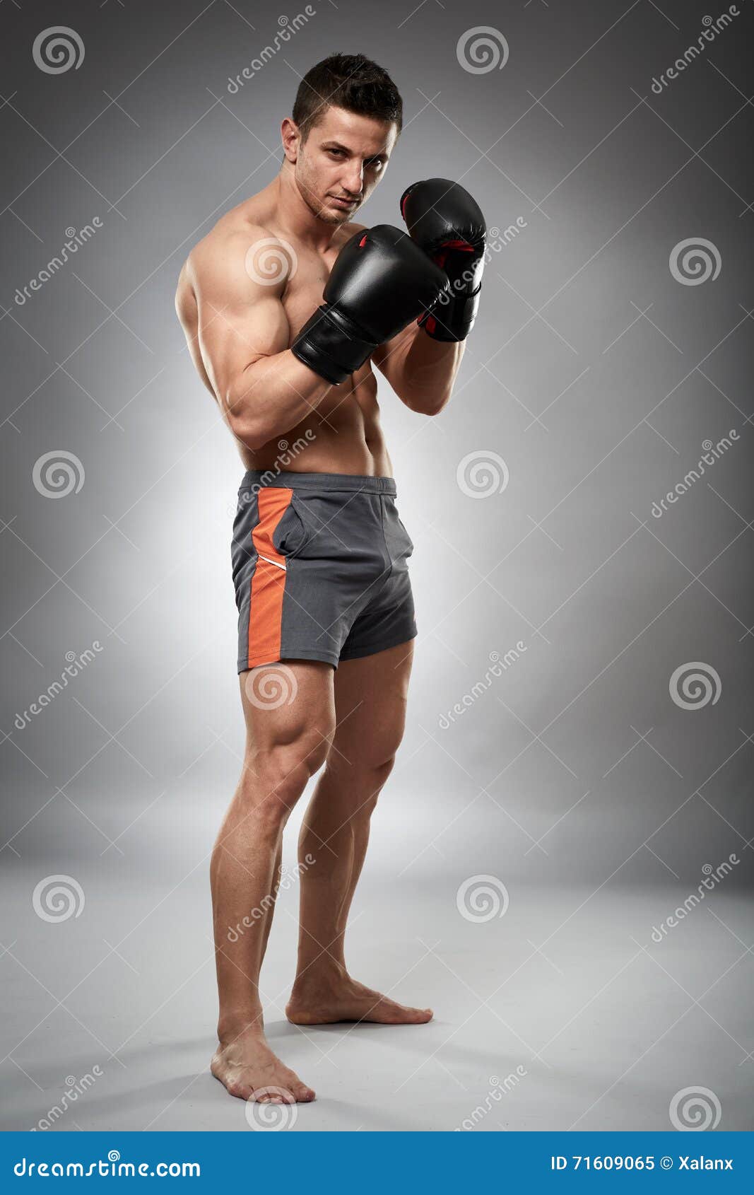 Kickboxer Dans La Position De Garde Image stock - Image du complètement ...